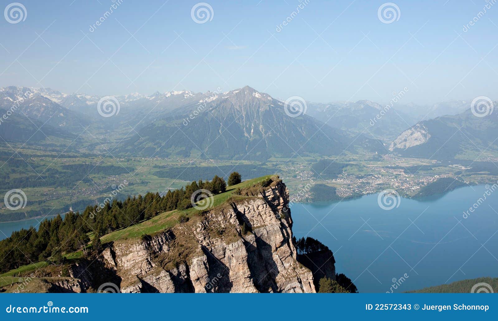 Panorama del lago Thun immagine stock. Immagine di escursionismo - 22572343