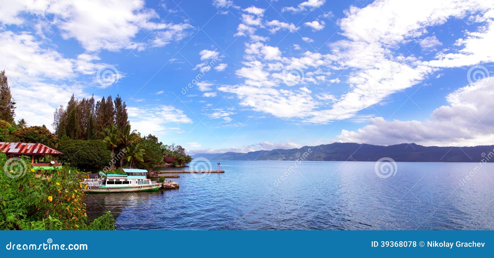 Panorama Di Toba Del Lago E Della Barca. Fotografia Stock - Immagine di ...