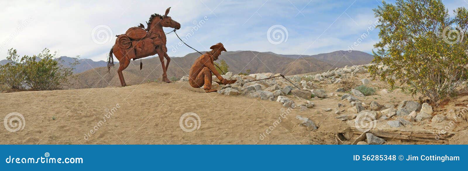 Panorama Do Prospetor & Da Mula Do Bloco - Escultura Do Metal Foto de ...