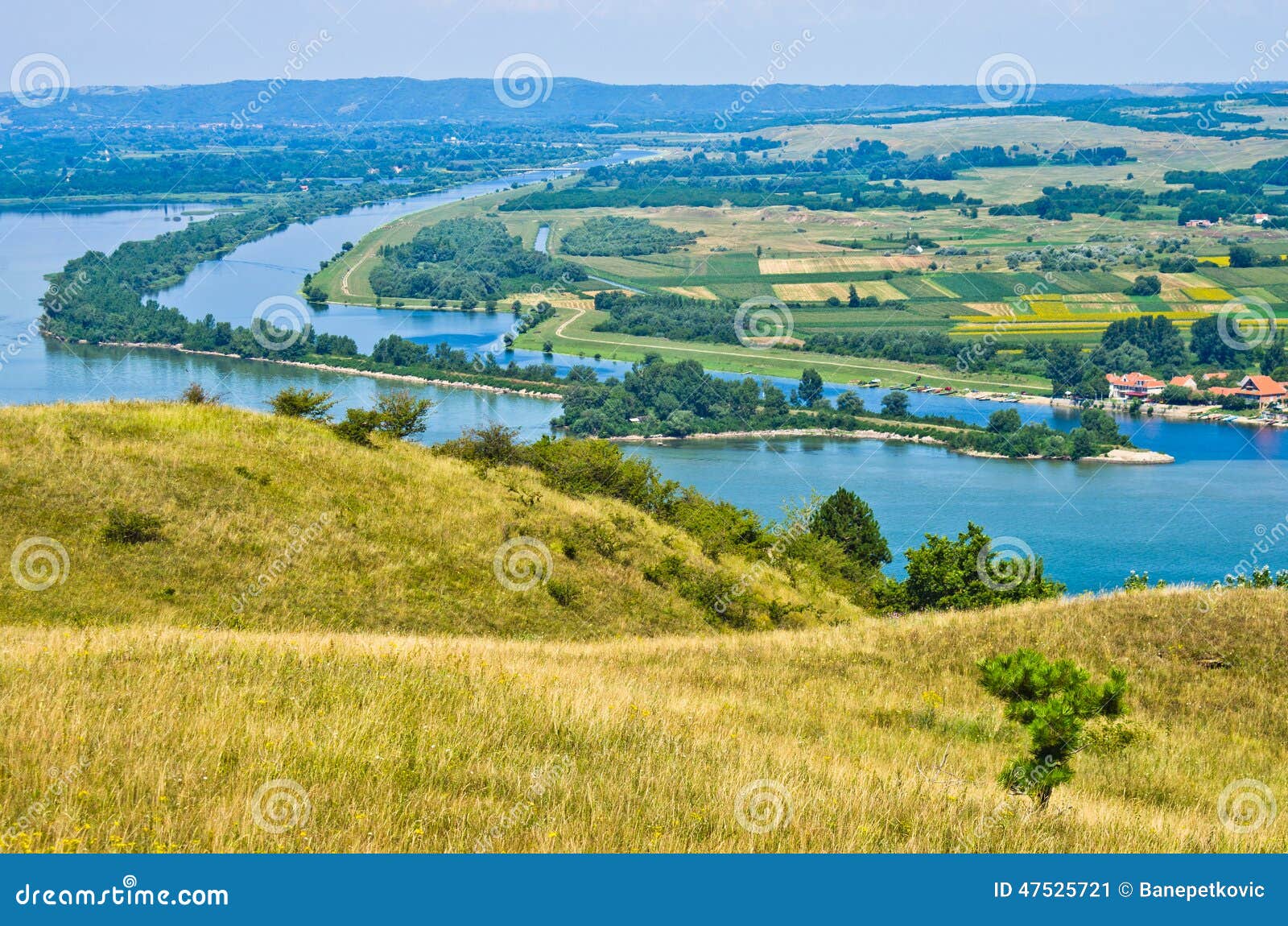 Panorama En Landschap Dichtbij De Rivier Van Donau Stock Afbeelding ...