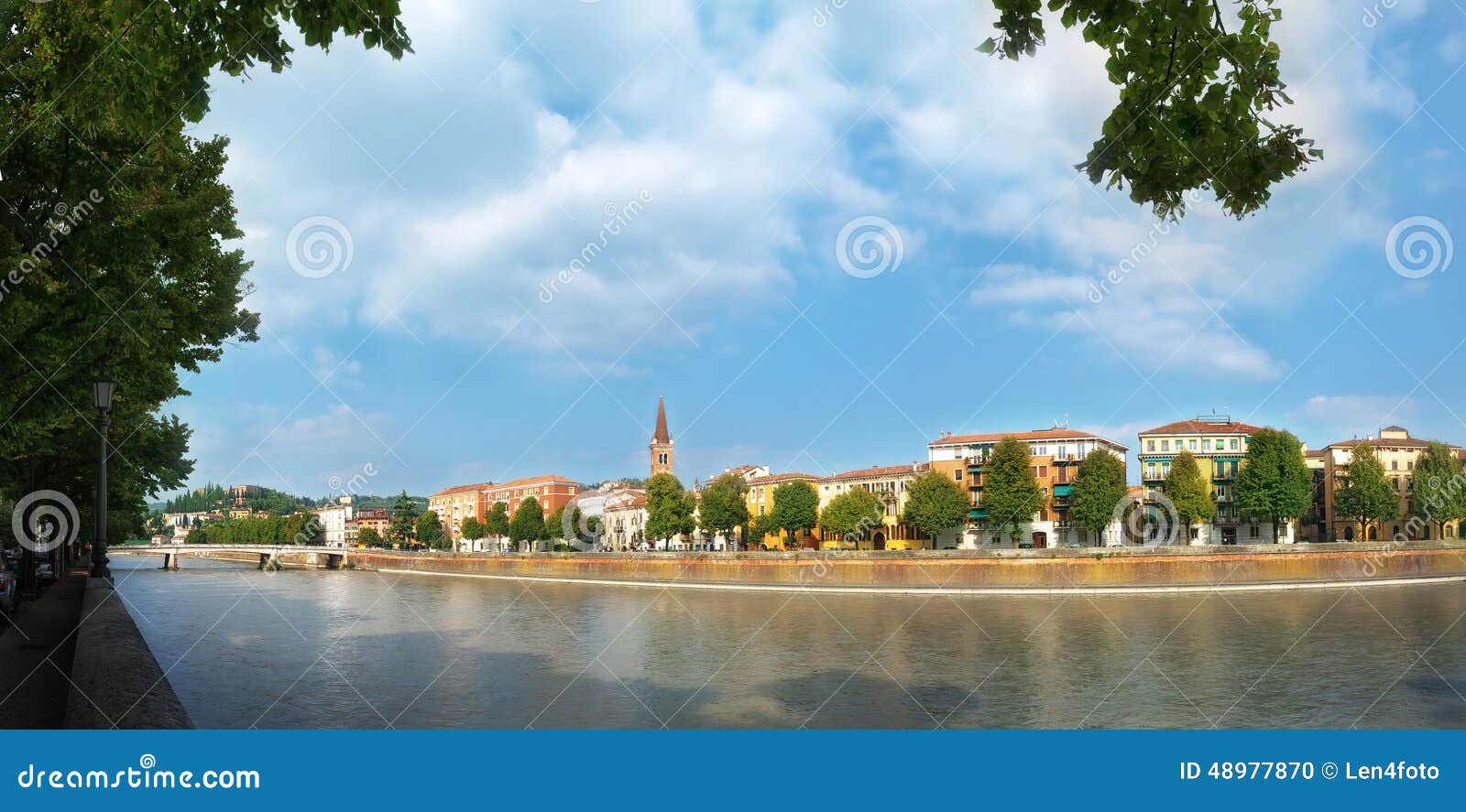 Panorama Langs De Rivier Adige in Verona Stock Foto - Image of reis ...