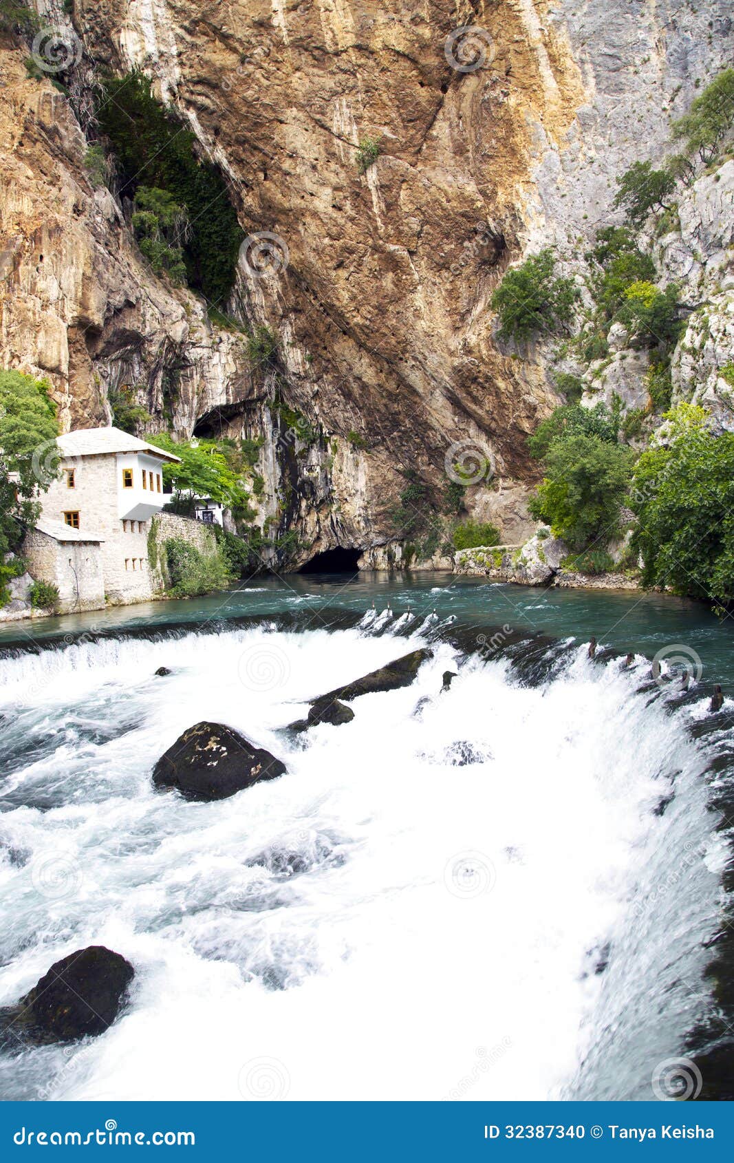 Panorama Van De Buna-rivier Met Miniwaterval Stock Foto - Image of ...