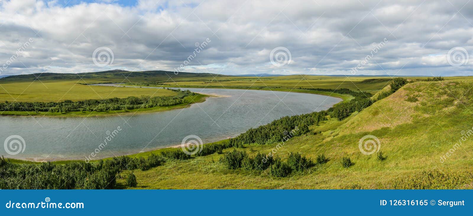 Panorama Van De Noordelijke Rivier in De Toendra Stock Afbeelding ...