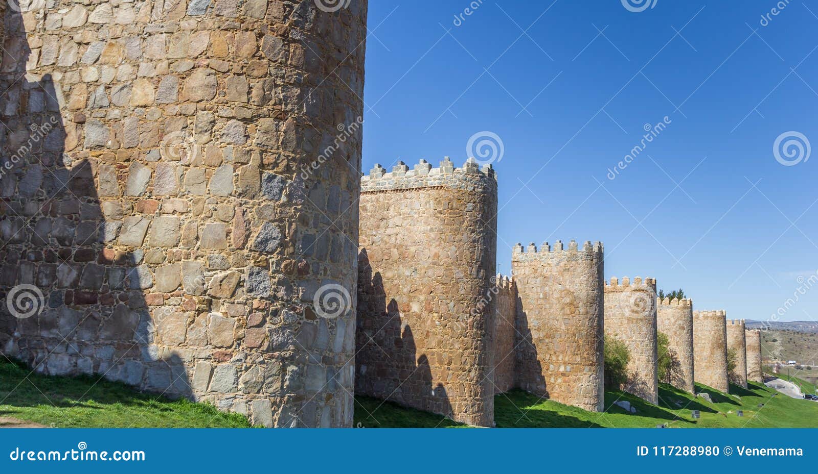 Panorama Van De Oude Stadsmuur Van Avila Stock Foto - Image of groen ...