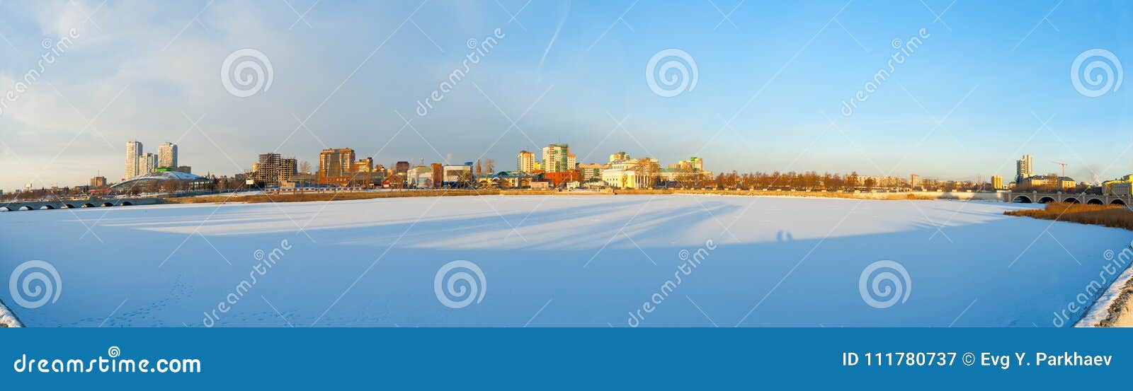 Panorama Van De De Winterdijk Van De Rivier Miass Stock Afbeelding ...