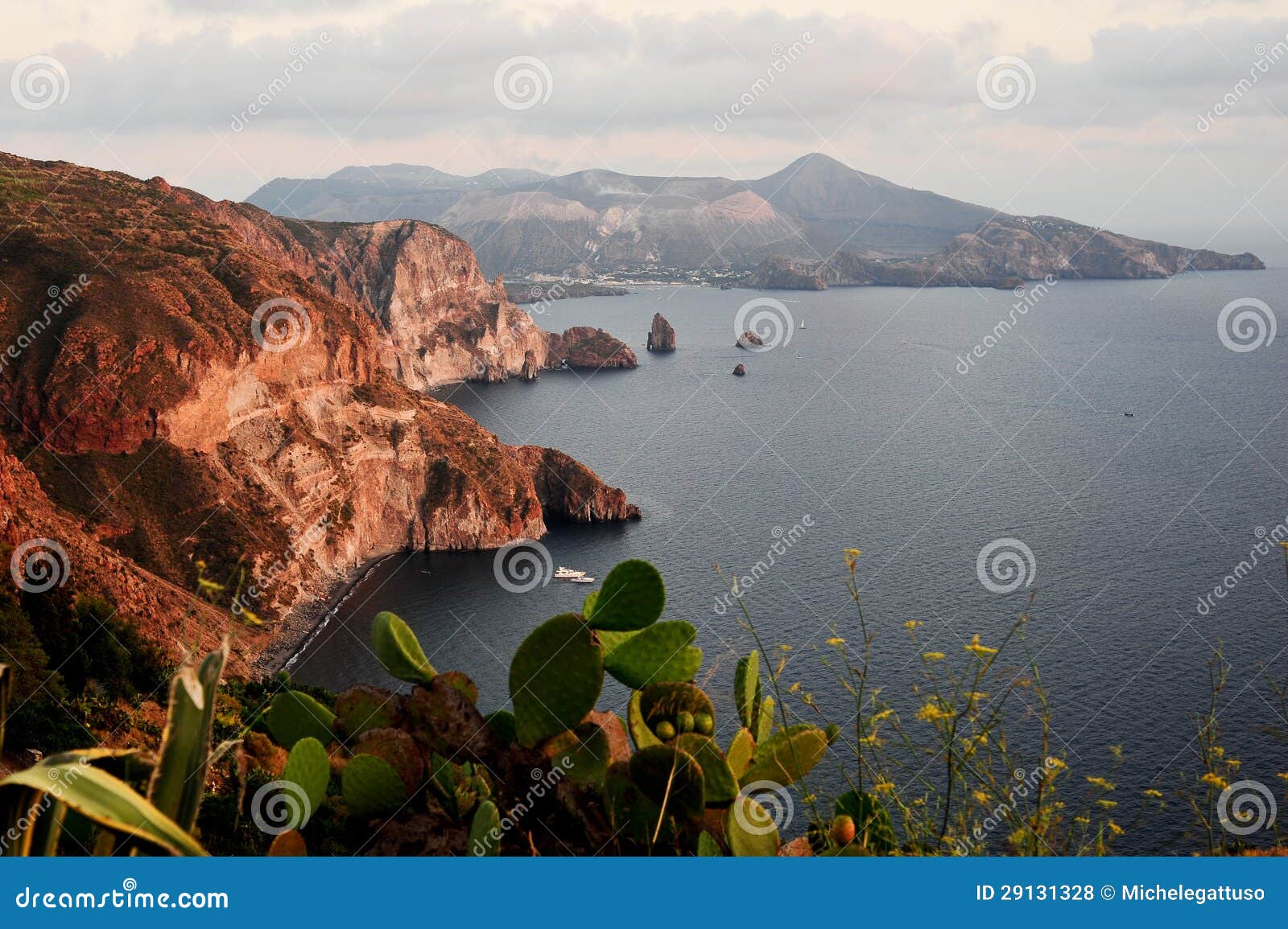 Panorama van eiland Lipari stock foto. Image of archipel - 29131328