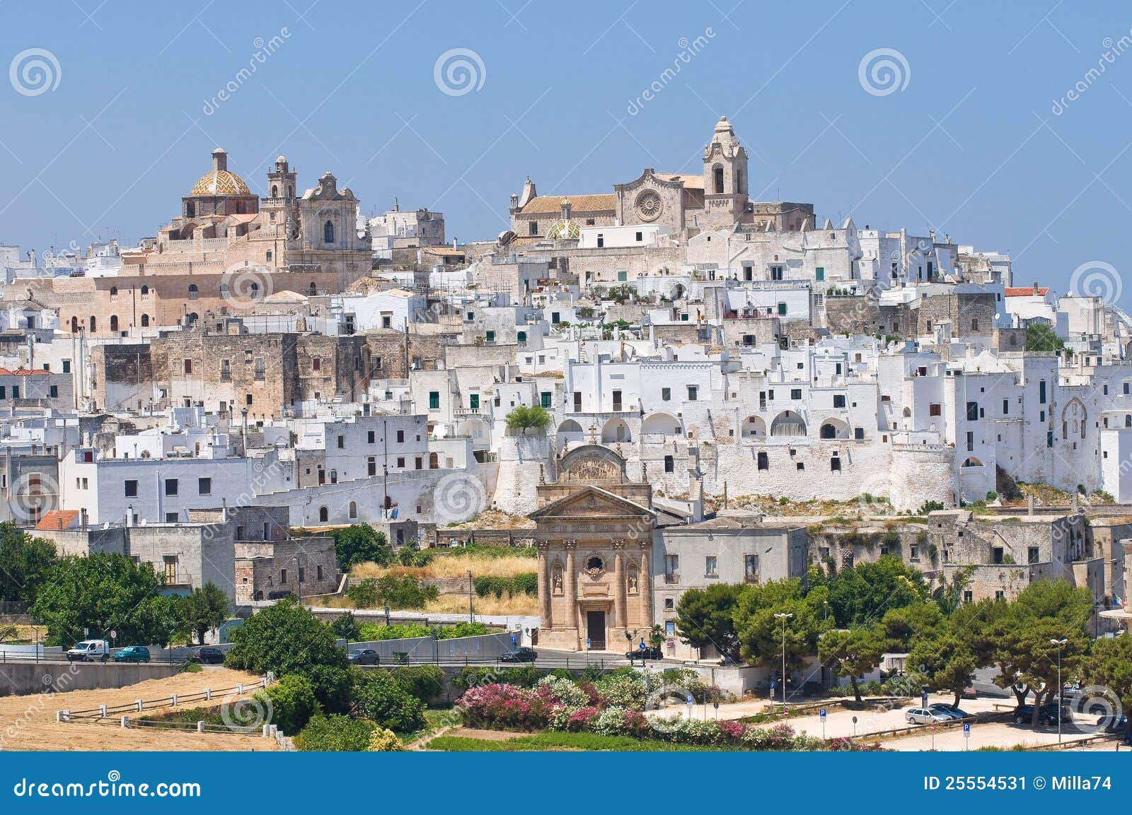 Panorama Van Ostuni. Puglia. Italië. Stock Afbeelding - Image of hemel ...