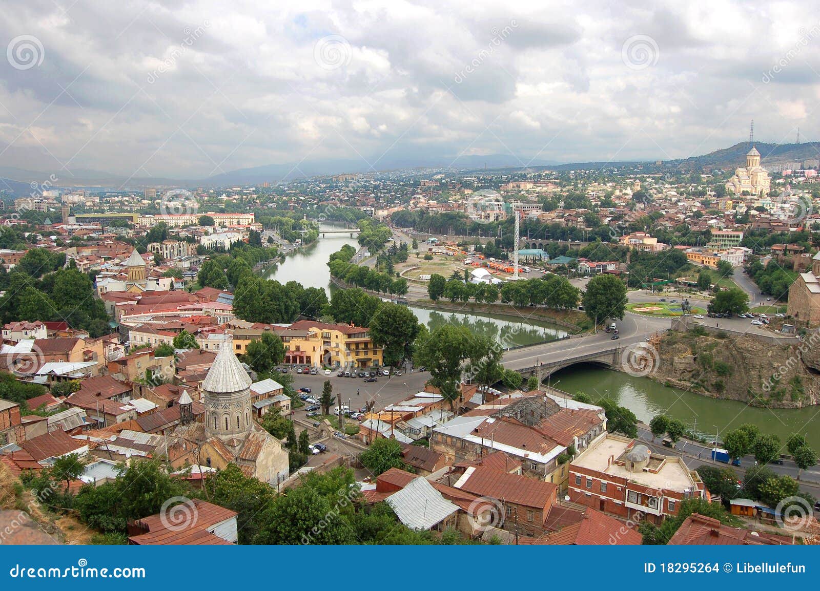 Panorama van Tbilisi stock foto. Image of wolken, basiliek - 18295264