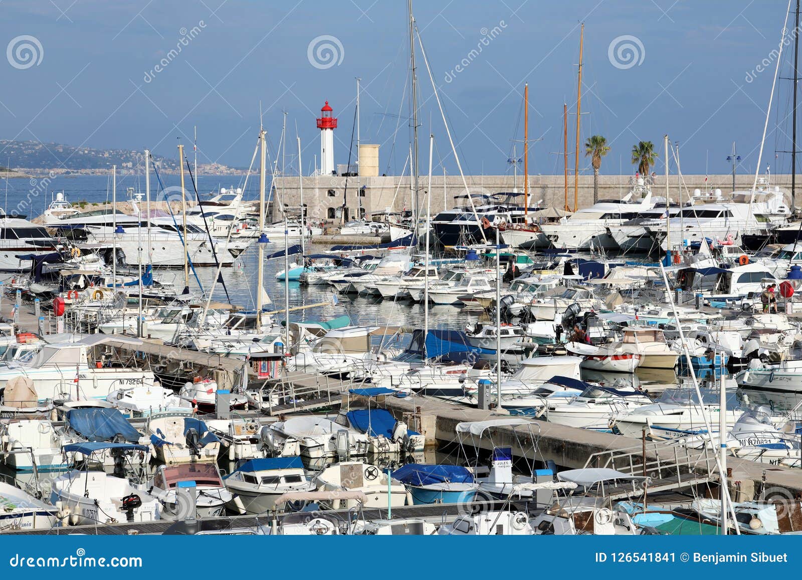 Panoramablick Des Hafens Garavan in Menton Redaktionelles Foto - Bild ...