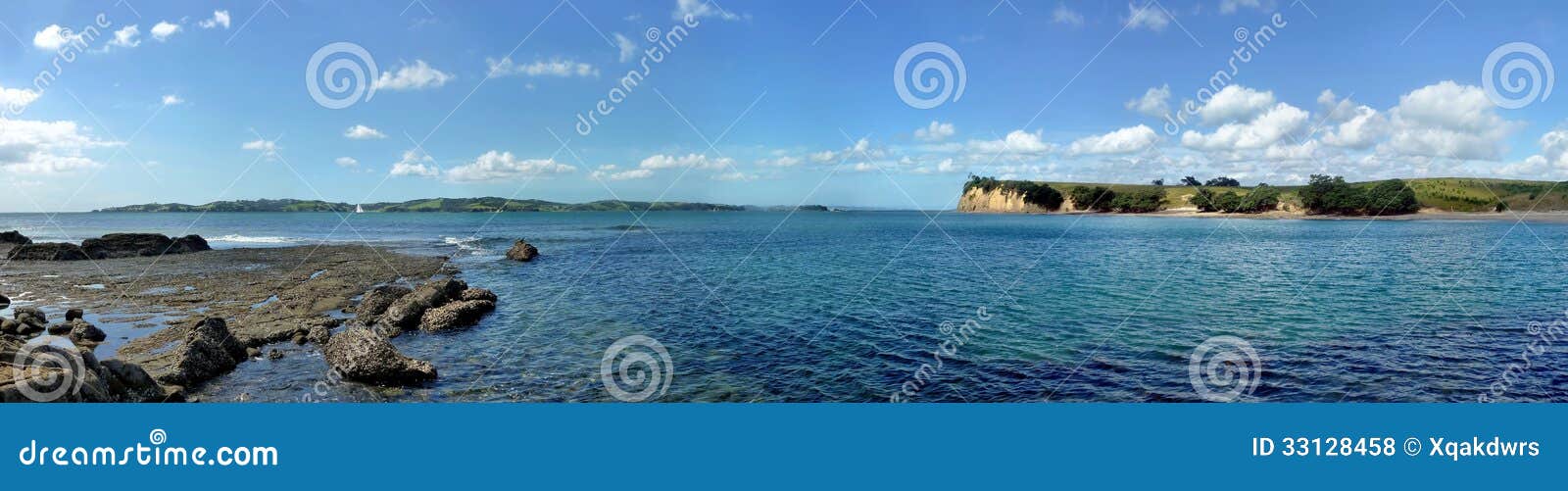 Panoramablick Von Einem Ufer Auf Das Meer Mit Inseln Stockfoto - Bild ...