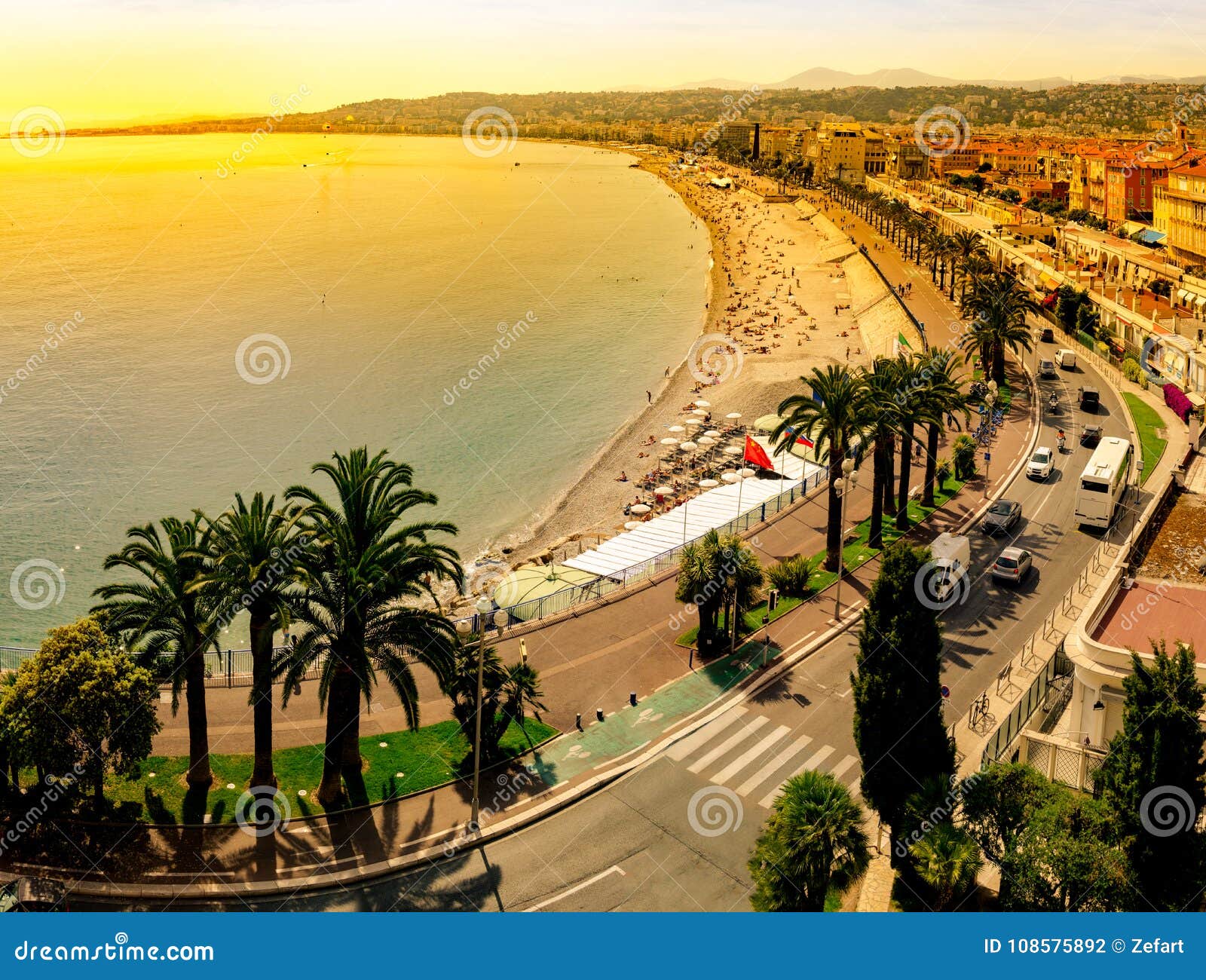 Panoramablick Von Nizza am Abend Stockfoto - Bild von schacht, berühmt ...
