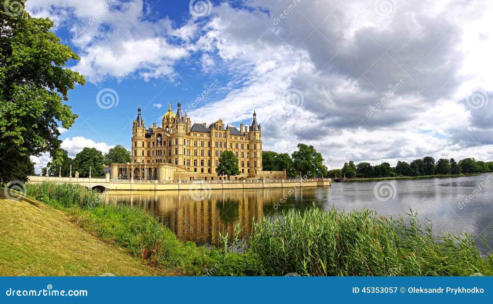 Panoramautsikt Av Den Schwerin Slotten, Tyskland Fotografering för ...
