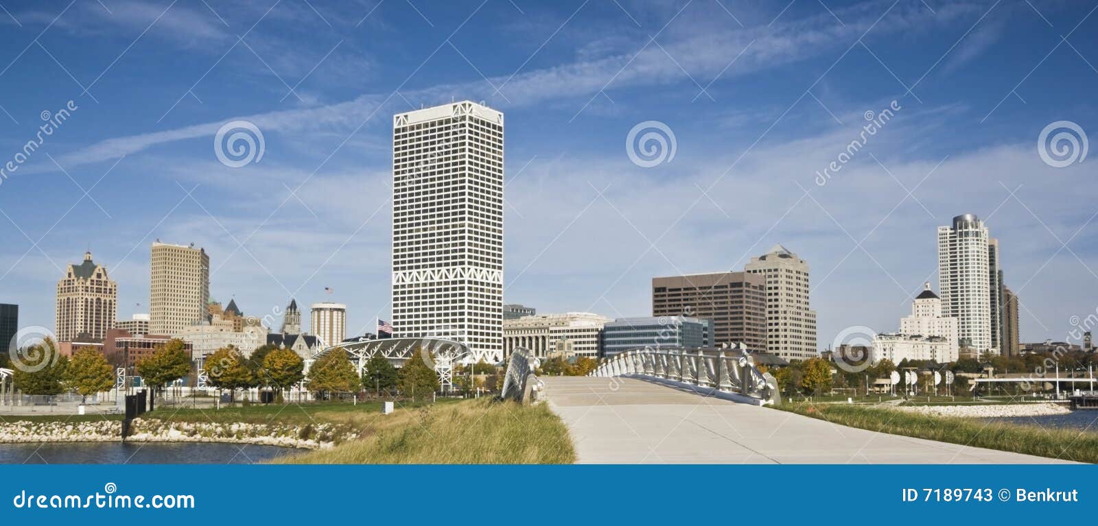 Panoramic Milwaukee stock image. Image of destinations - 7189743