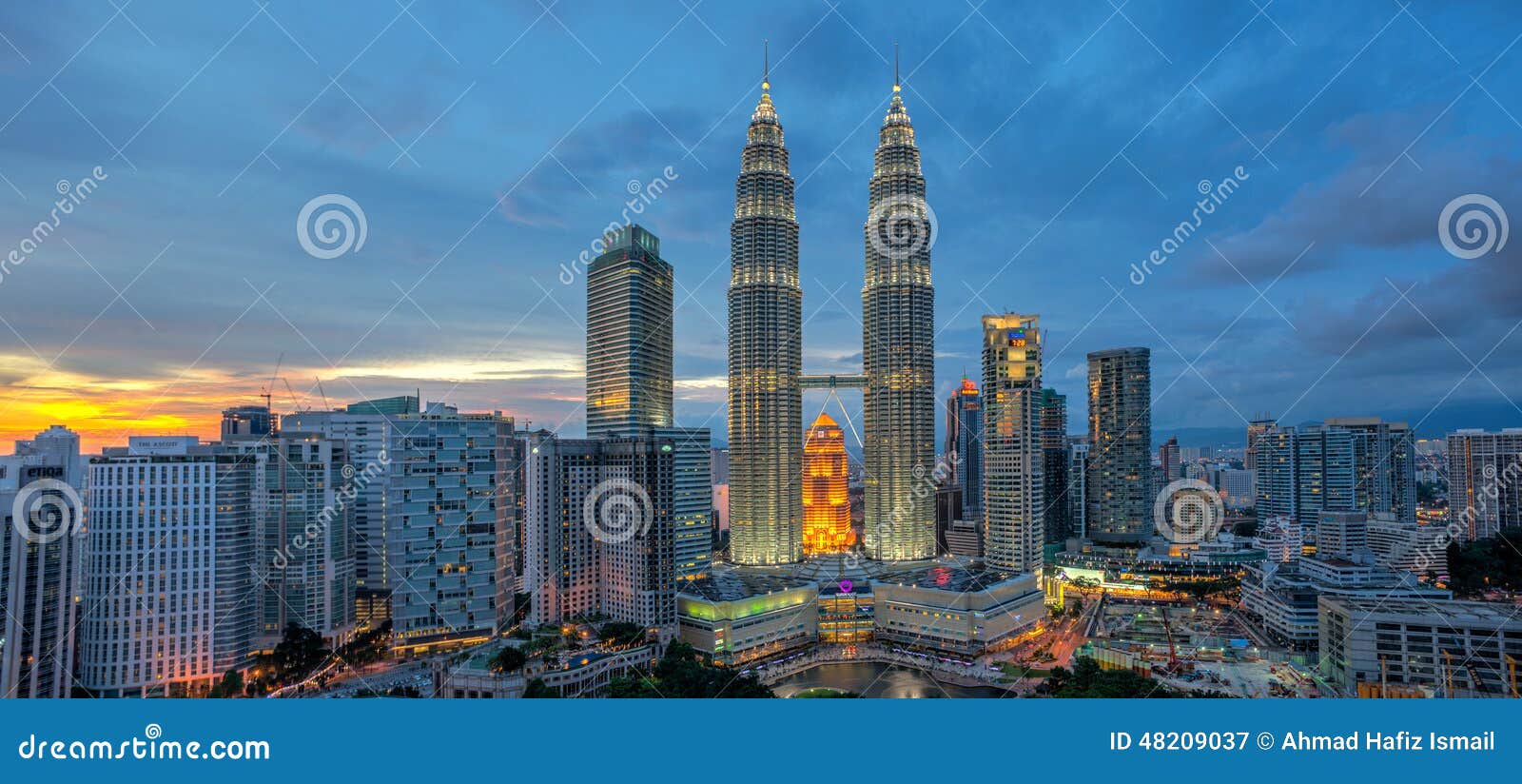Panoramic View of Petronas Twin Towers at Sunset Editorial Photography ...
