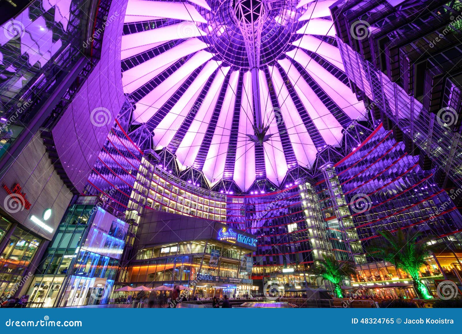 Panoramica Di Sony Center Berlin Accesa Da Luce Viola Immagine ...