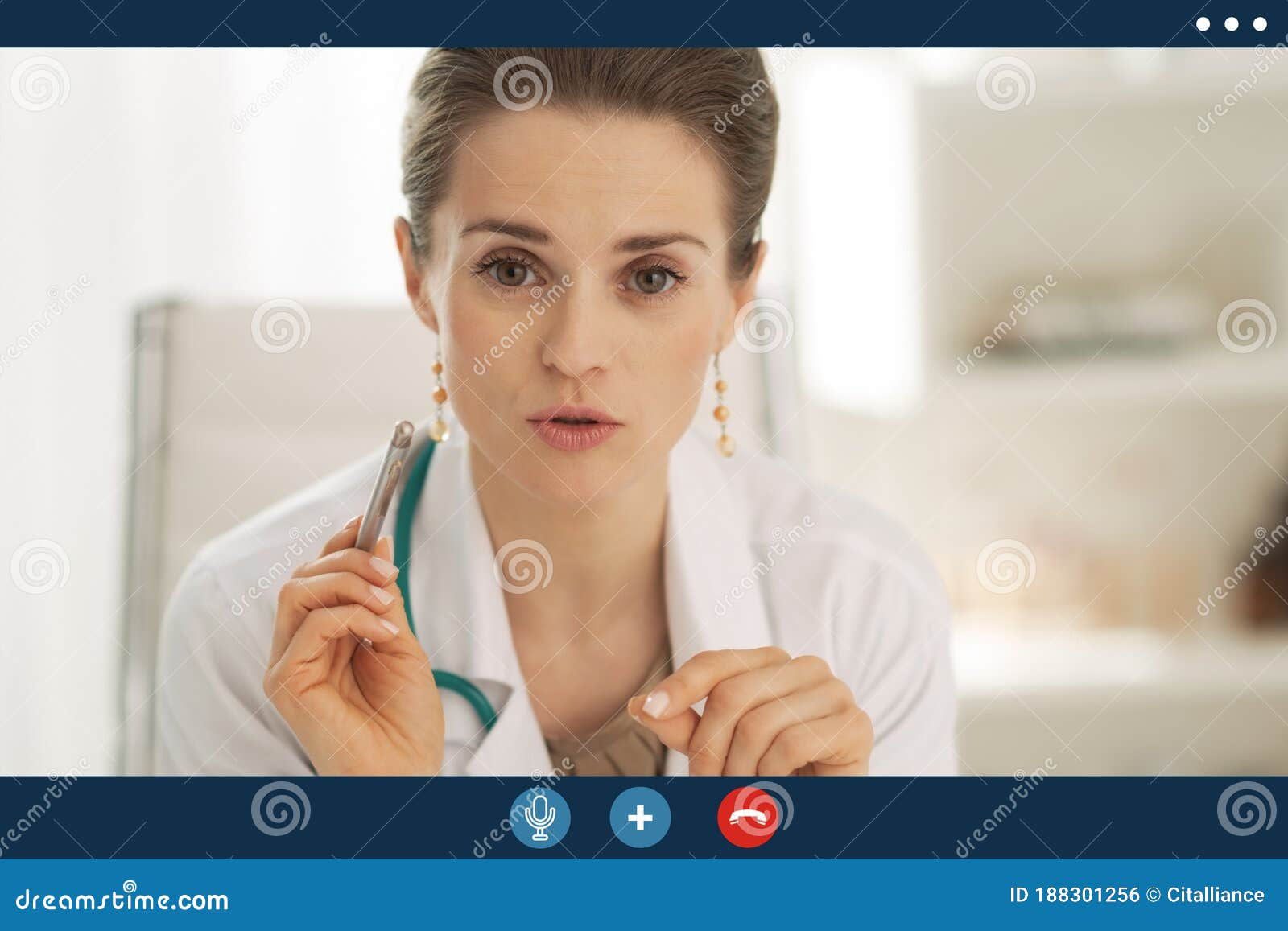 Pantalla De Videollamada De Una Doctora Que Explica Algo Foto de ...