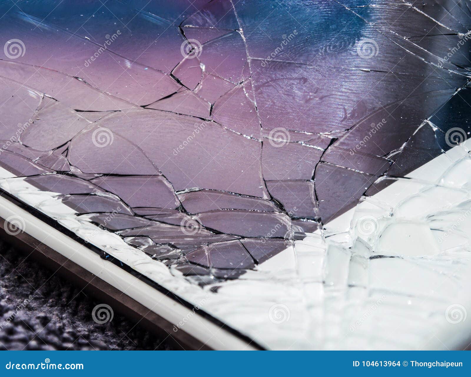 Pantalla quebrada foto de archivo. Imagen de grieta - 104613964