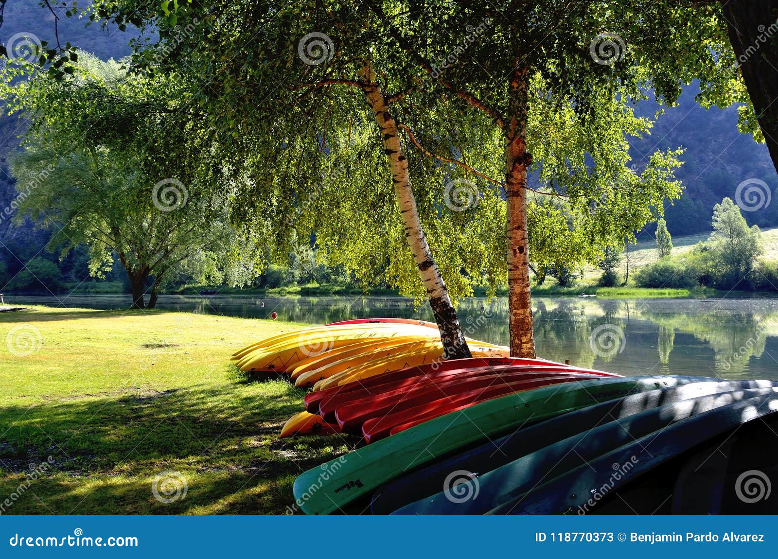 Pantano De Oliana River Segre Foto de archivo editorial - Imagen de ...