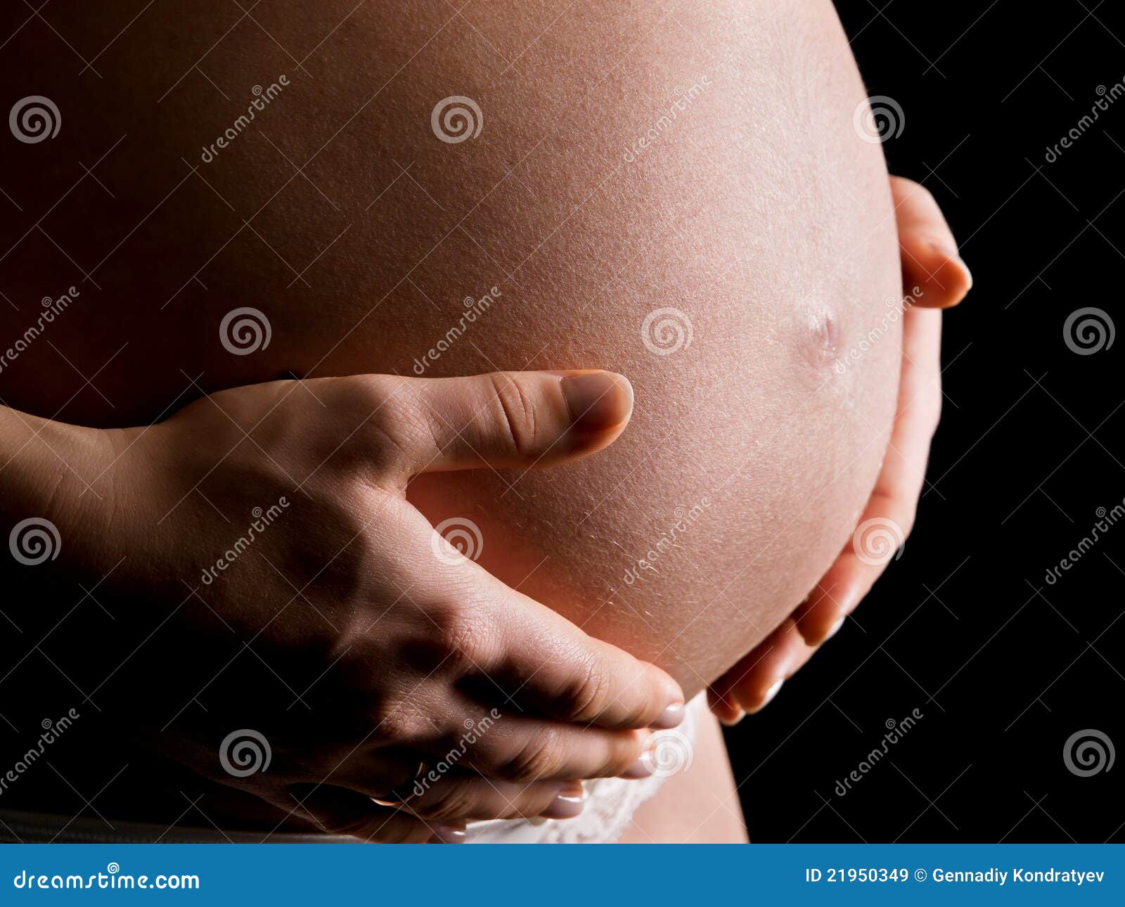 Panza embarazada hermosa imagen de archivo. Imagen de feminidad - 21950349