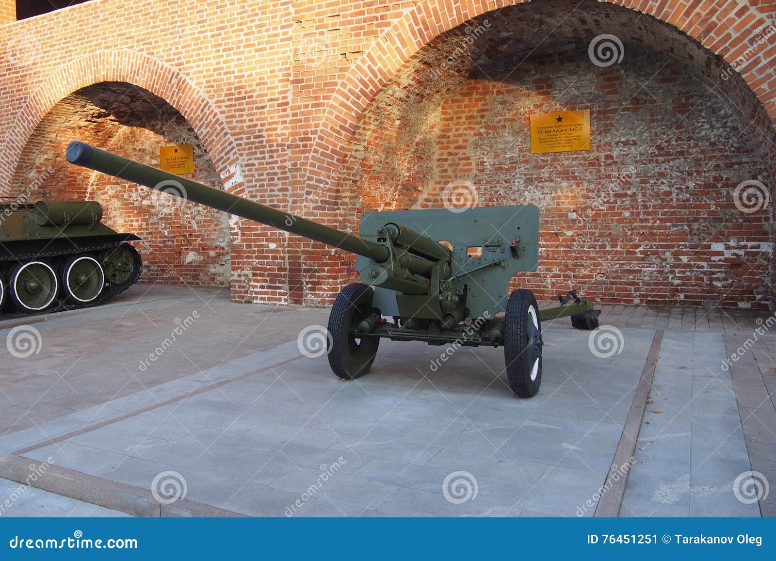 Panzerabwehr- Gewehr ZIS-2 stockbild. Bild von tarnung - 76451251