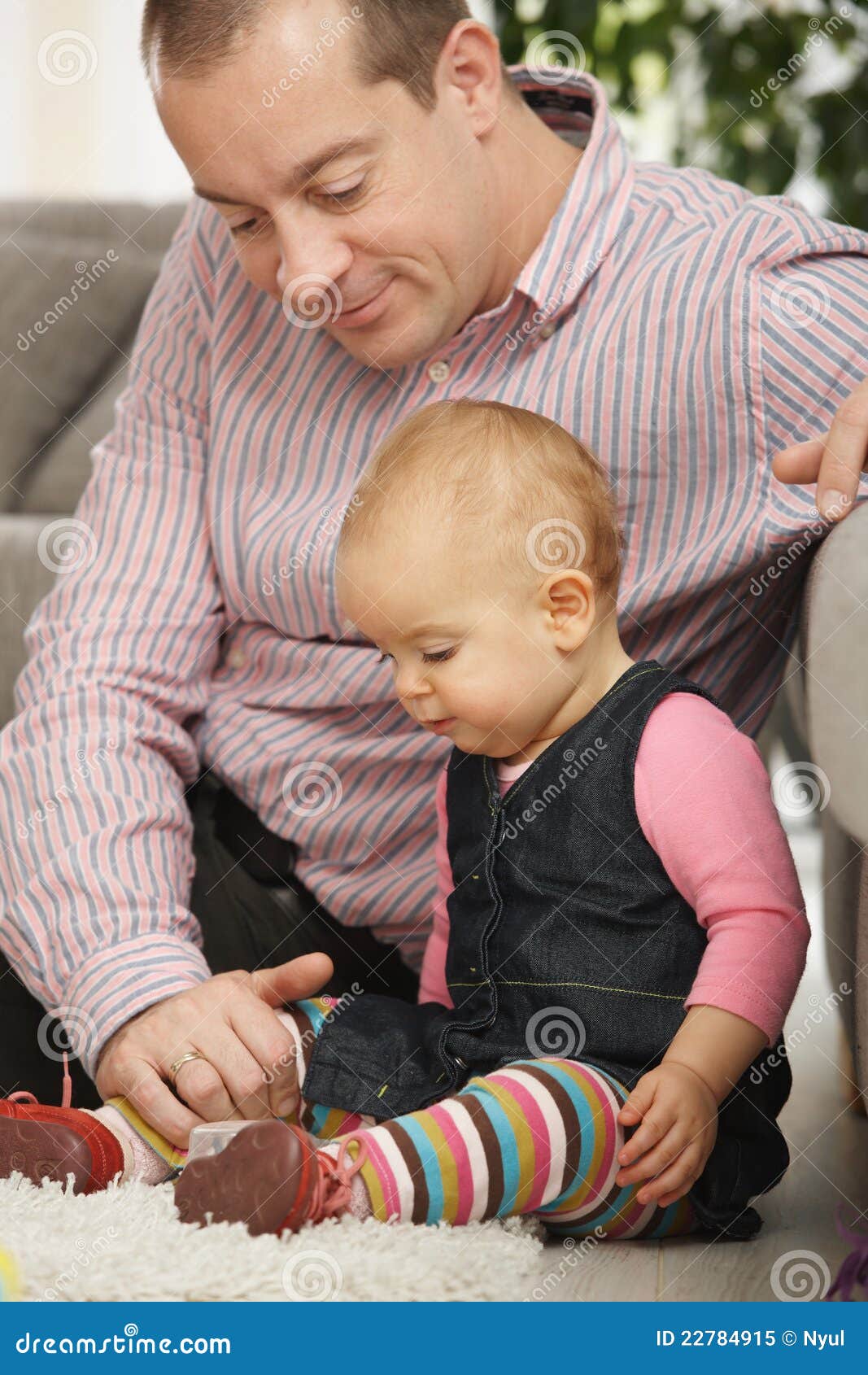 Papá con el bebé imagen de archivo. Imagen de paternidad - 22784915