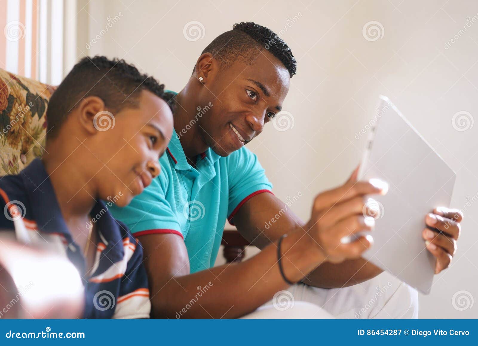 Papa Et Fils Jouant Le Jeu Avec Le Pc Dordinateur Portable Sur Le