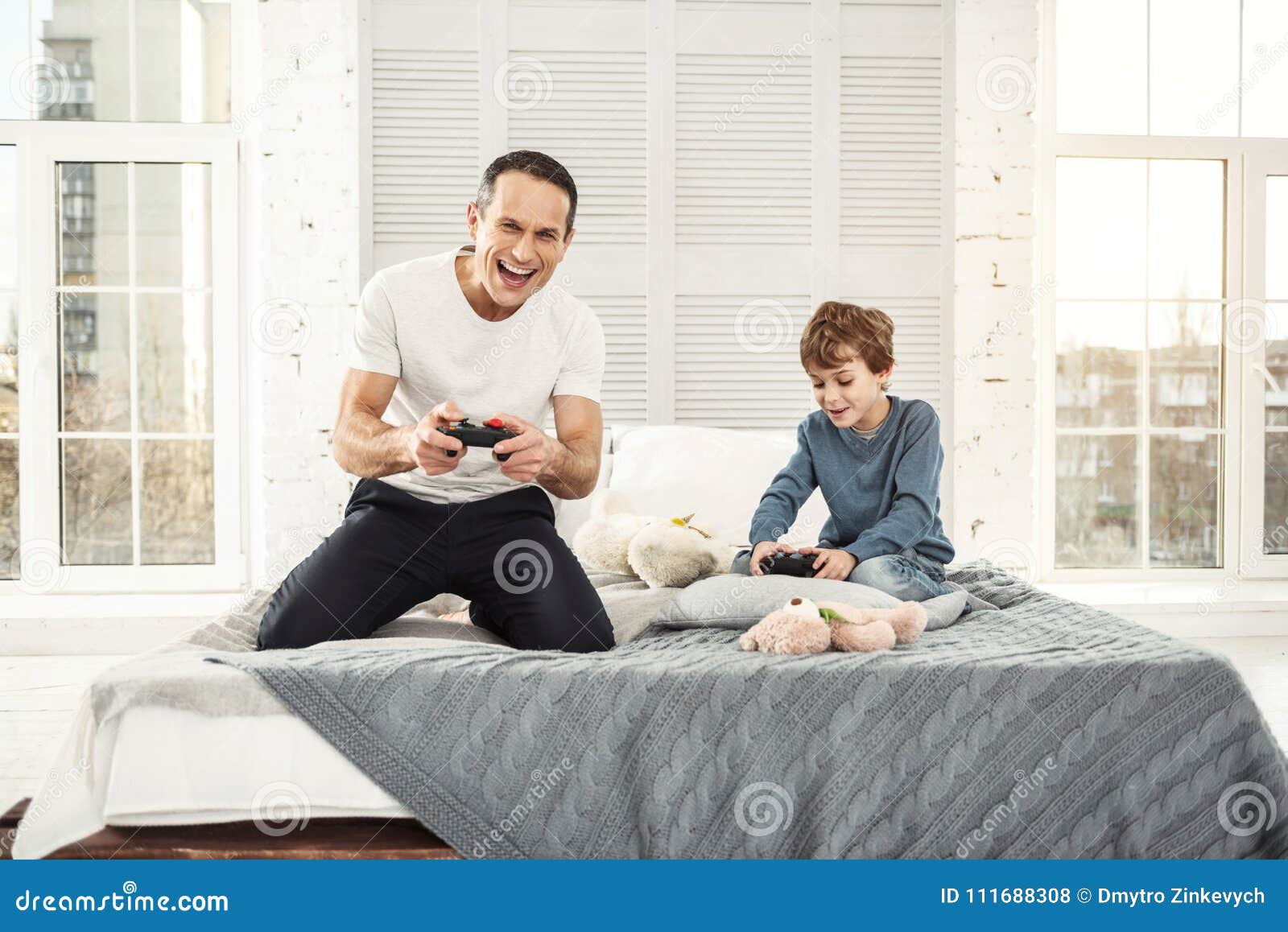 Papa Heureux Et Fils Jouant Des Jeux Photo Stock Image Du Garde