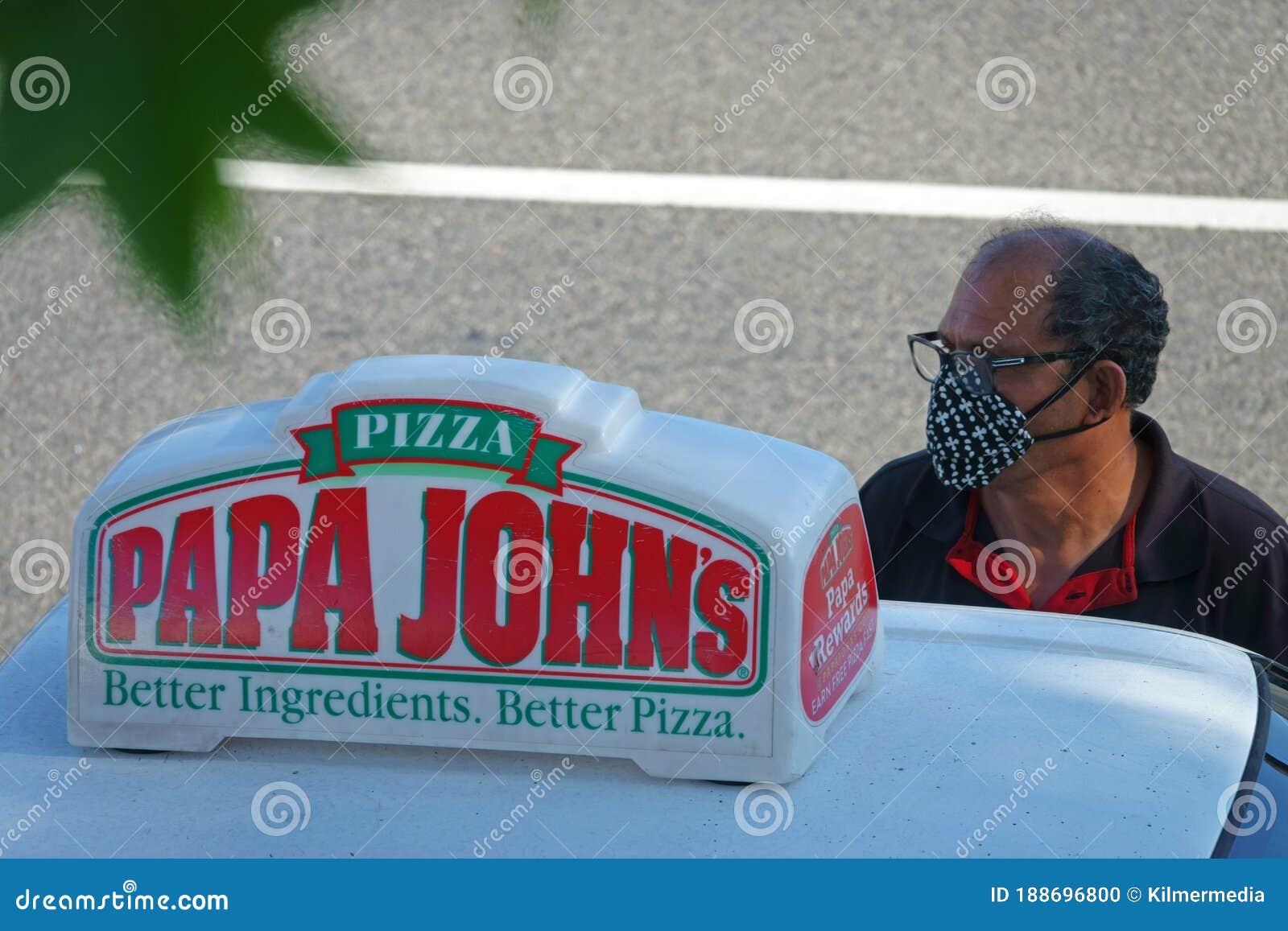 Papa Johns Pizzería En El Coche Y El Conductor De Reparto Imagen