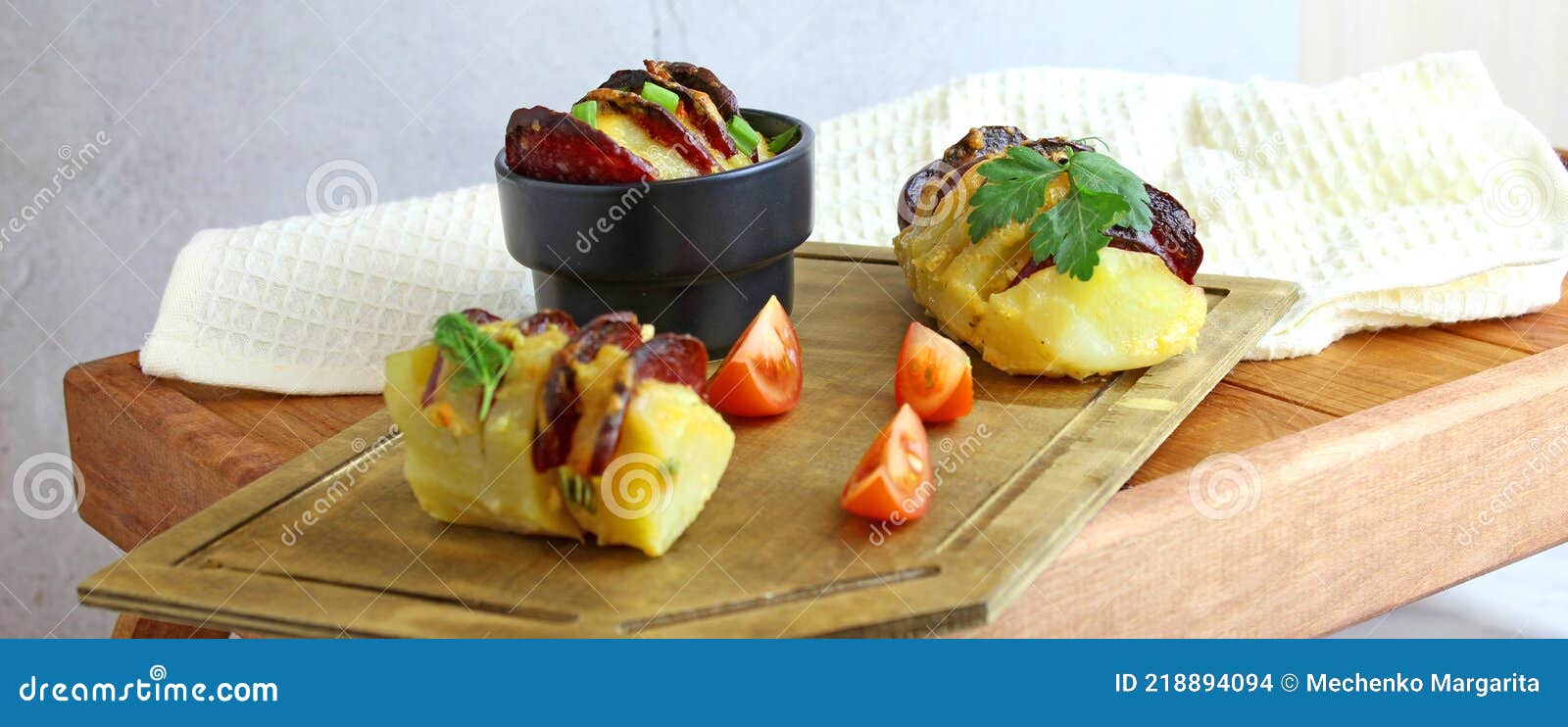 Papa Rellena Con Queso Salami Ketchup Ajo Y Hierbas Patatas Enteras Al