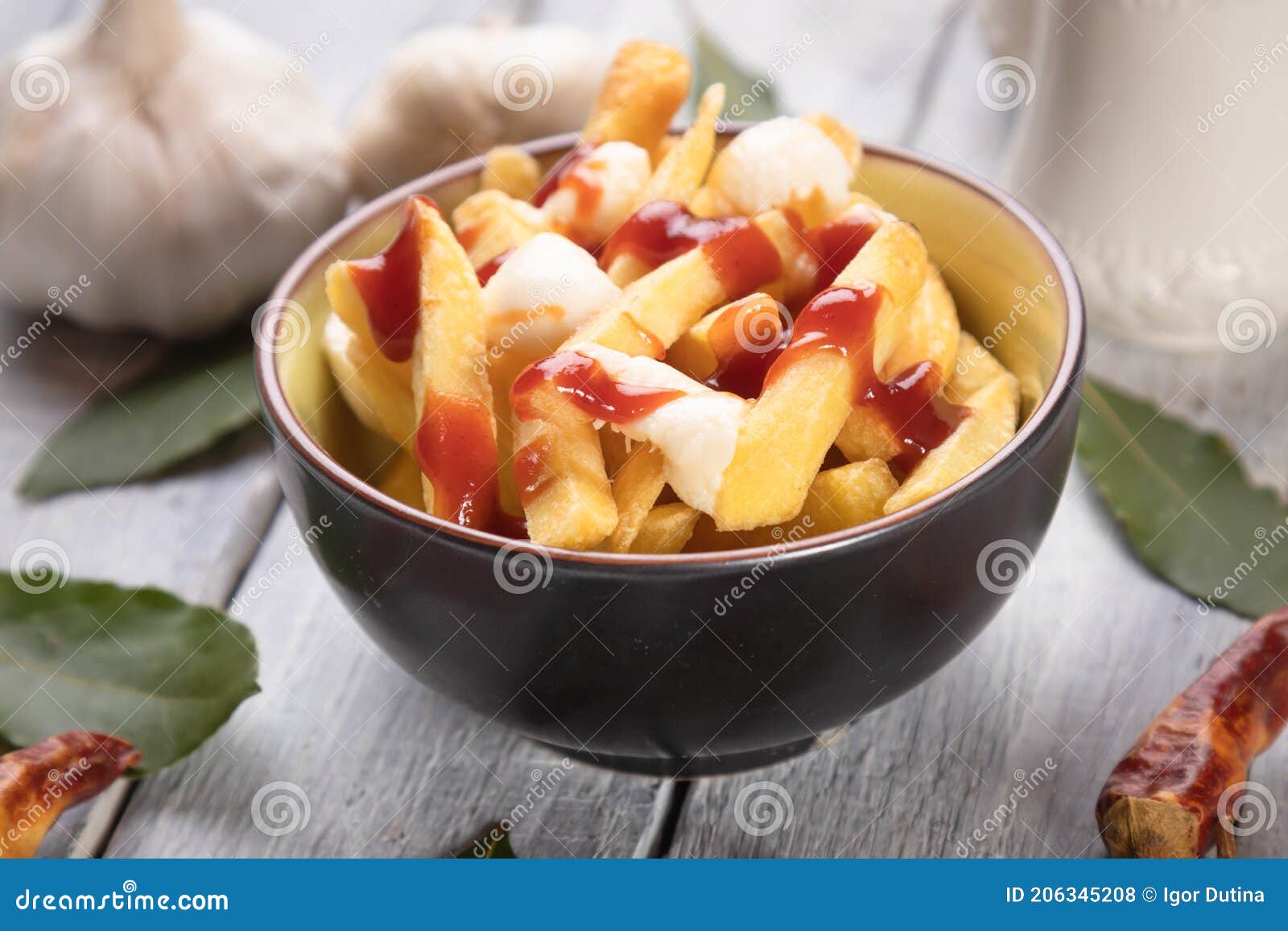 Papas Fritas De Patata De Poutine Canadiense Con Queso Y Salsa Foto de ...