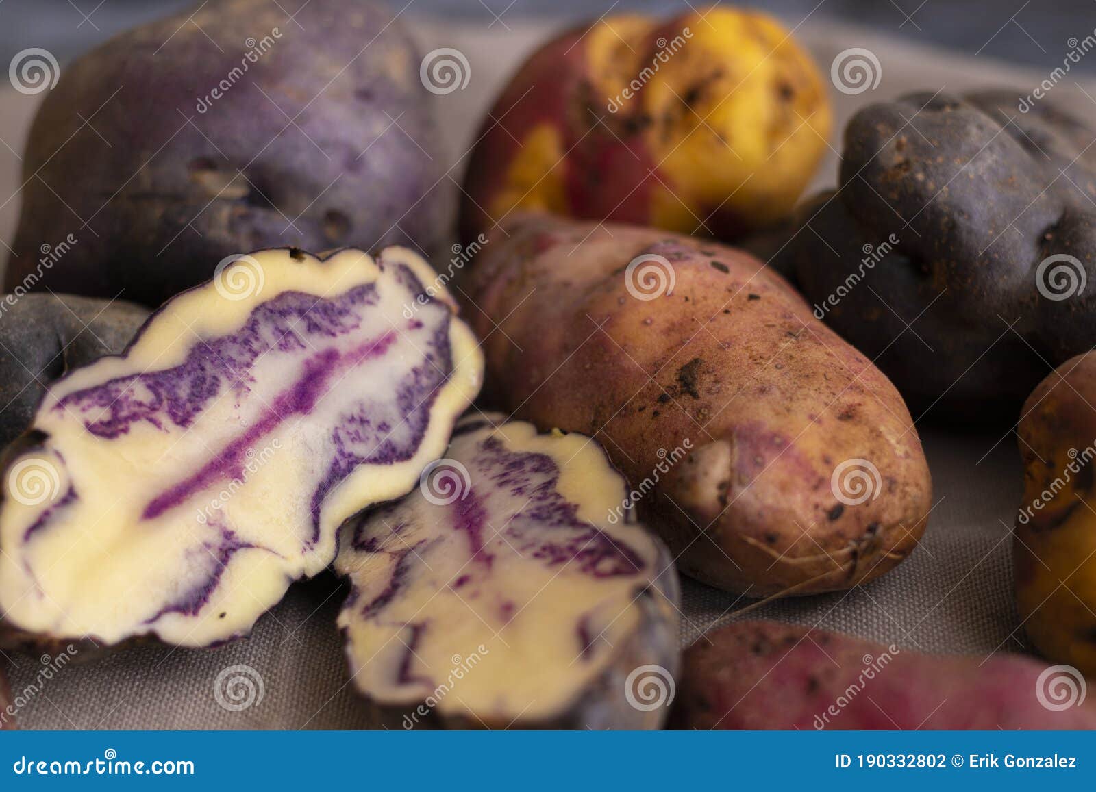 Papas Nativas Peruanas Cosechadas En Cusco Peru Foto de archivo ...