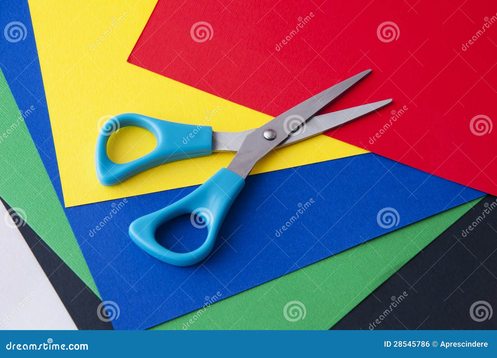 Papel coloreado y tijeras foto de archivo. Imagen de vibrante - 28545786