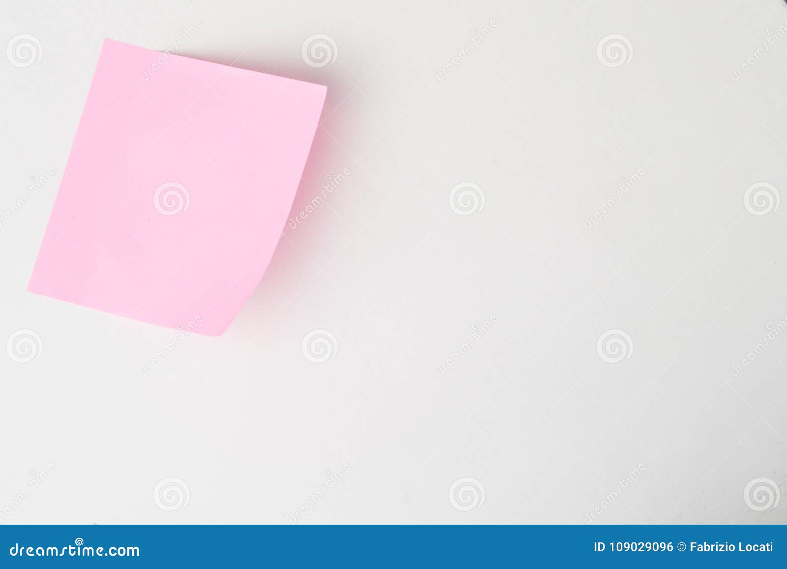 Papel Cor-de-rosa Na Tabela Branca Foto de Stock - Imagem de nota ...