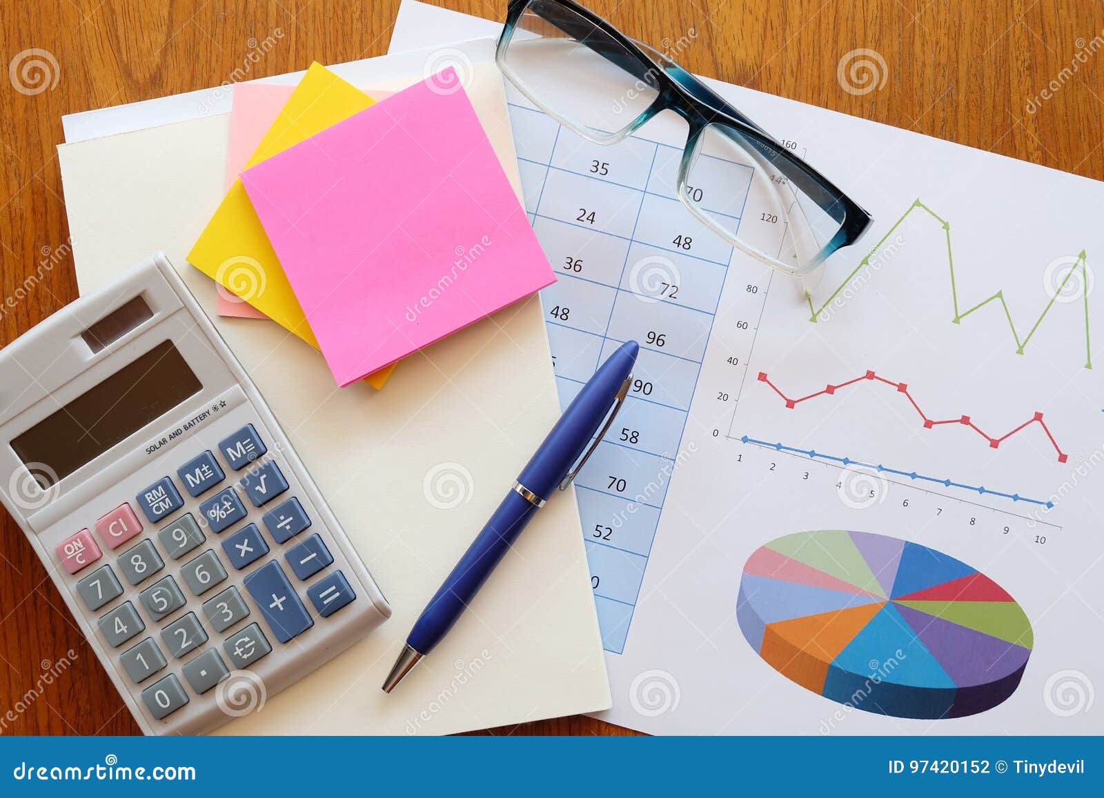 Papel Cuadriculado Y Calculadora Foto de archivo - Imagen de color ...
