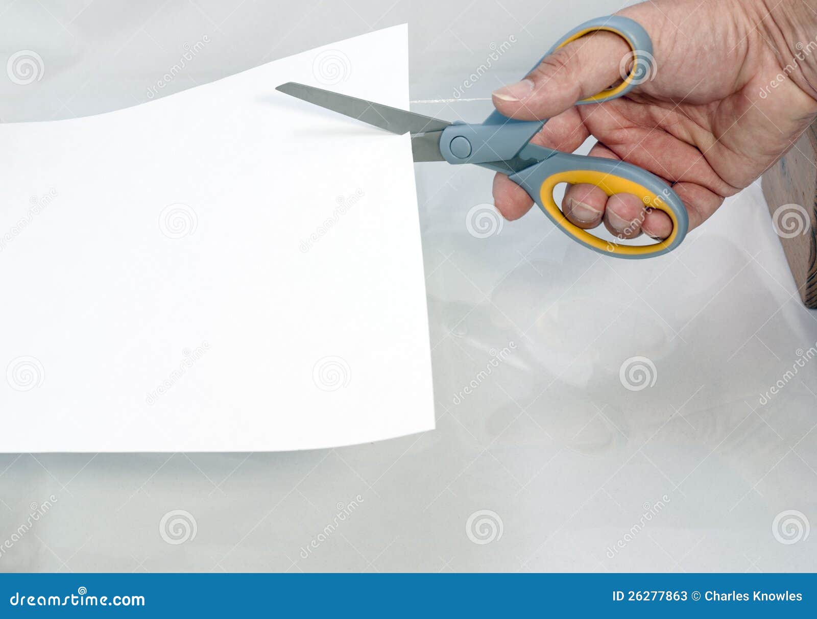 Papel Del Corte Con Un Par De Tijeras Imagen de archivo - Imagen de ...