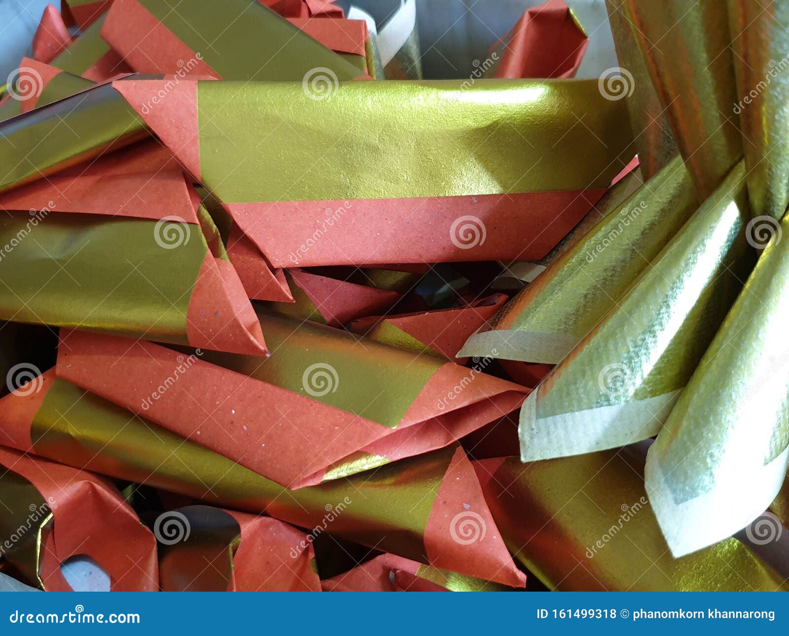 Papel plateado y dorado foto de archivo. Imagen de plata - 161499318