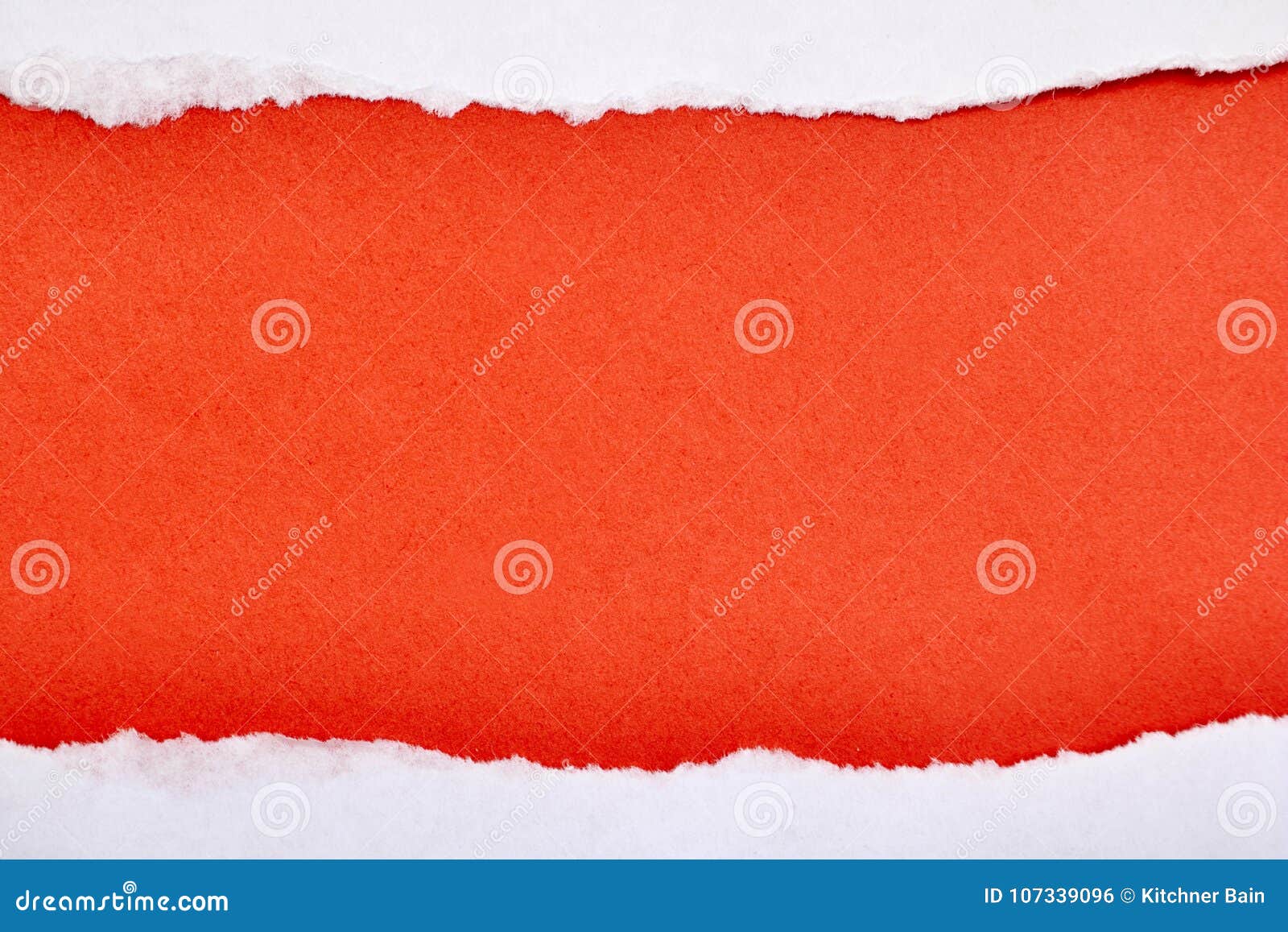 Papel rasgado foto de stock. Imagem de amassado, beira - 107339096