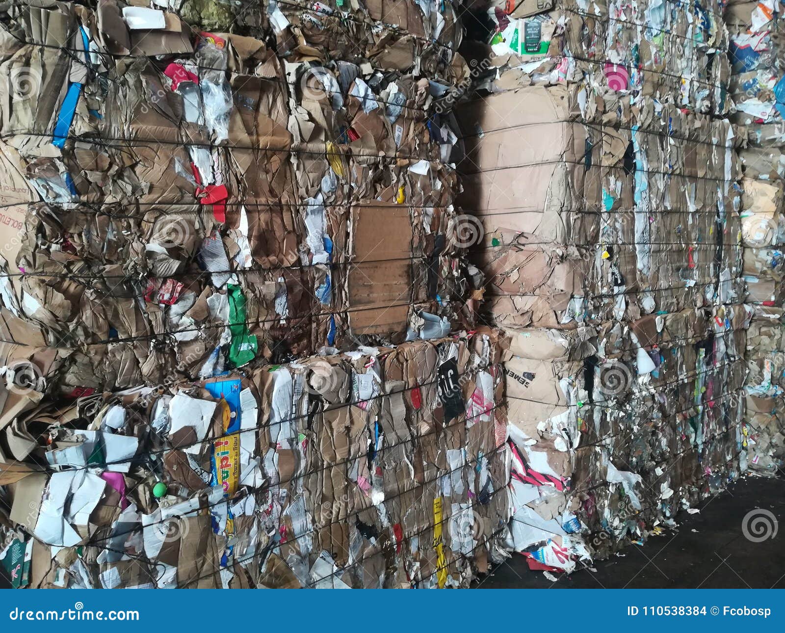 Papel reciclado en bala imagen de archivo editorial. Imagen de carton ...