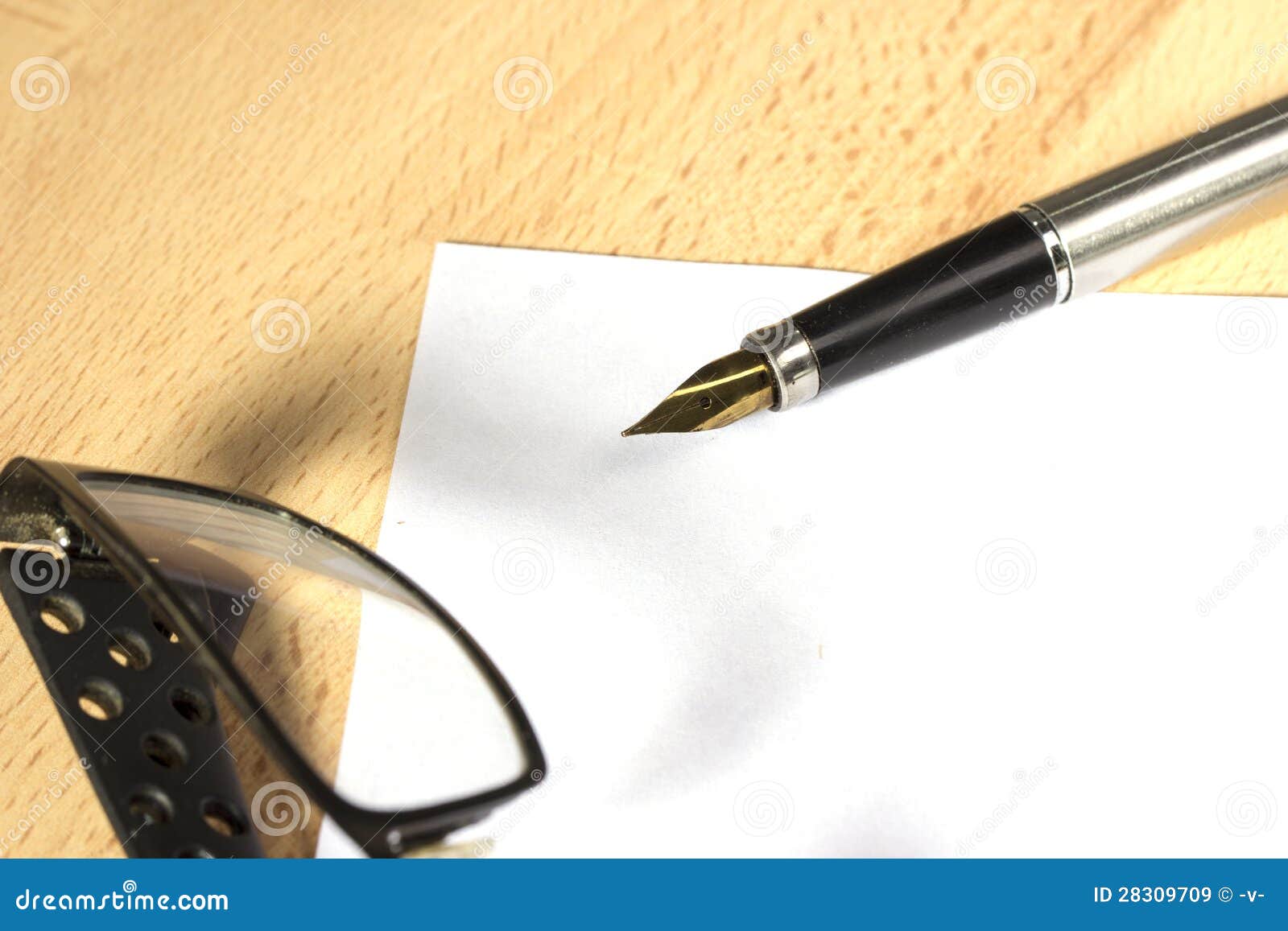 Papel y una pluma imagen de archivo. Imagen de plata - 28309709