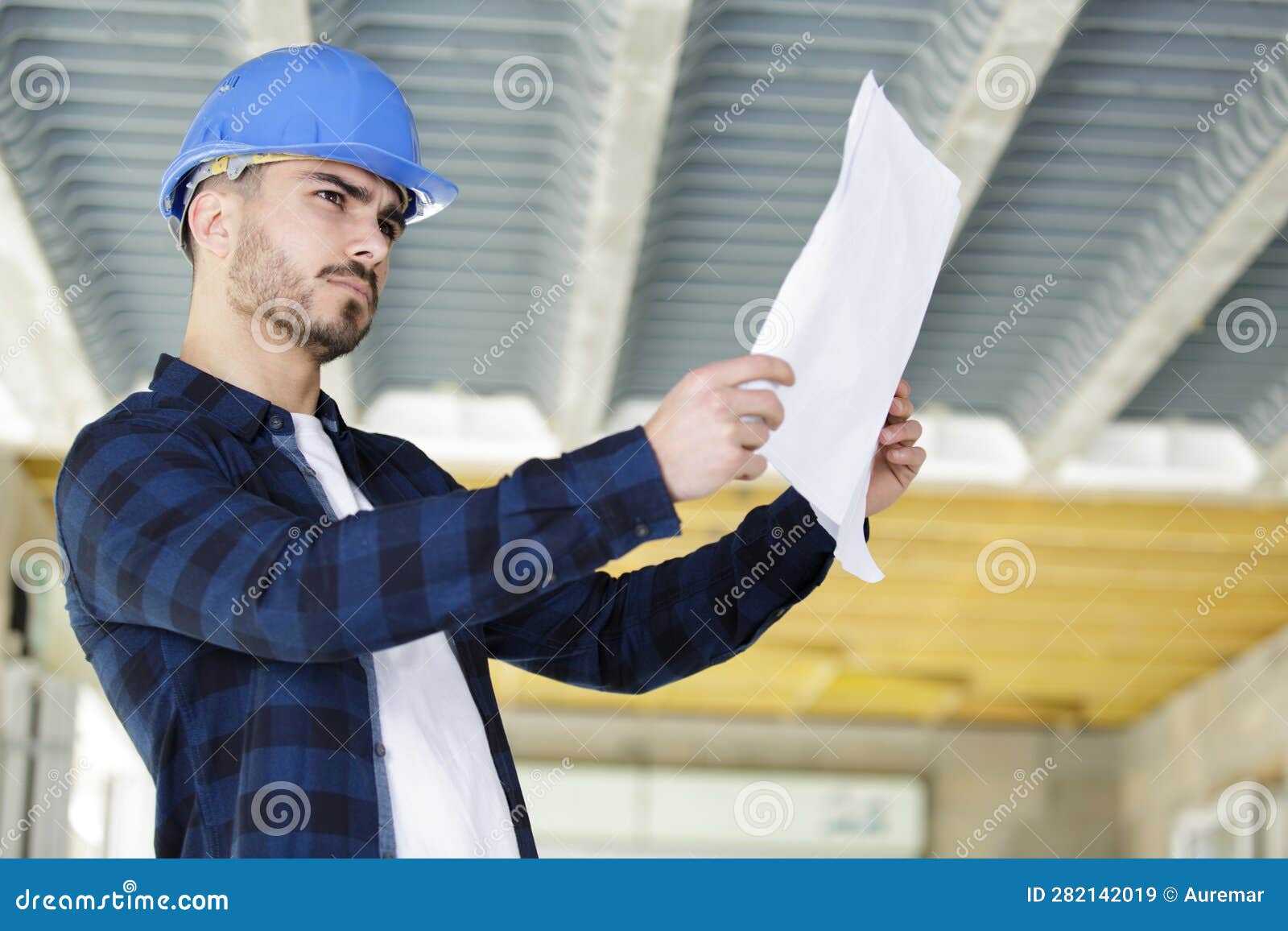 Papelada De Cheques De Engenheiro Bonito Imagem de Stock - Imagem de ...