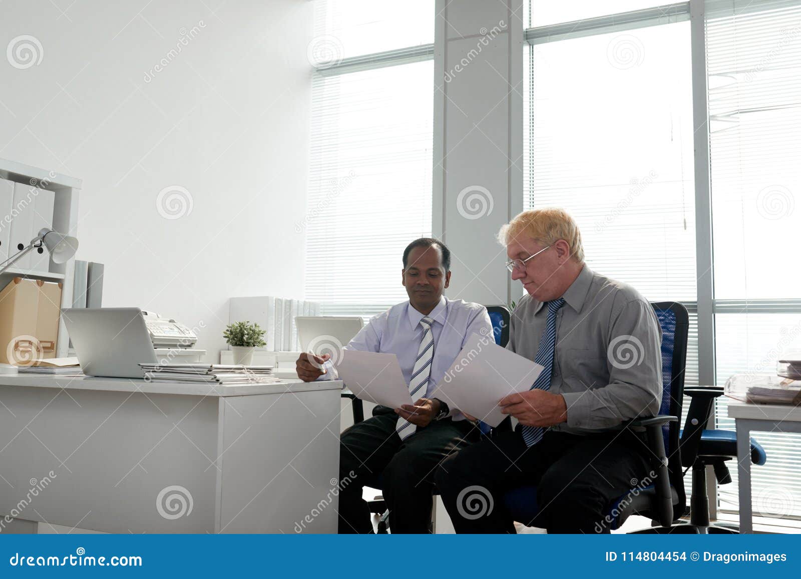 Papeleo foto de archivo. Imagen de documento, consulta - 114804454