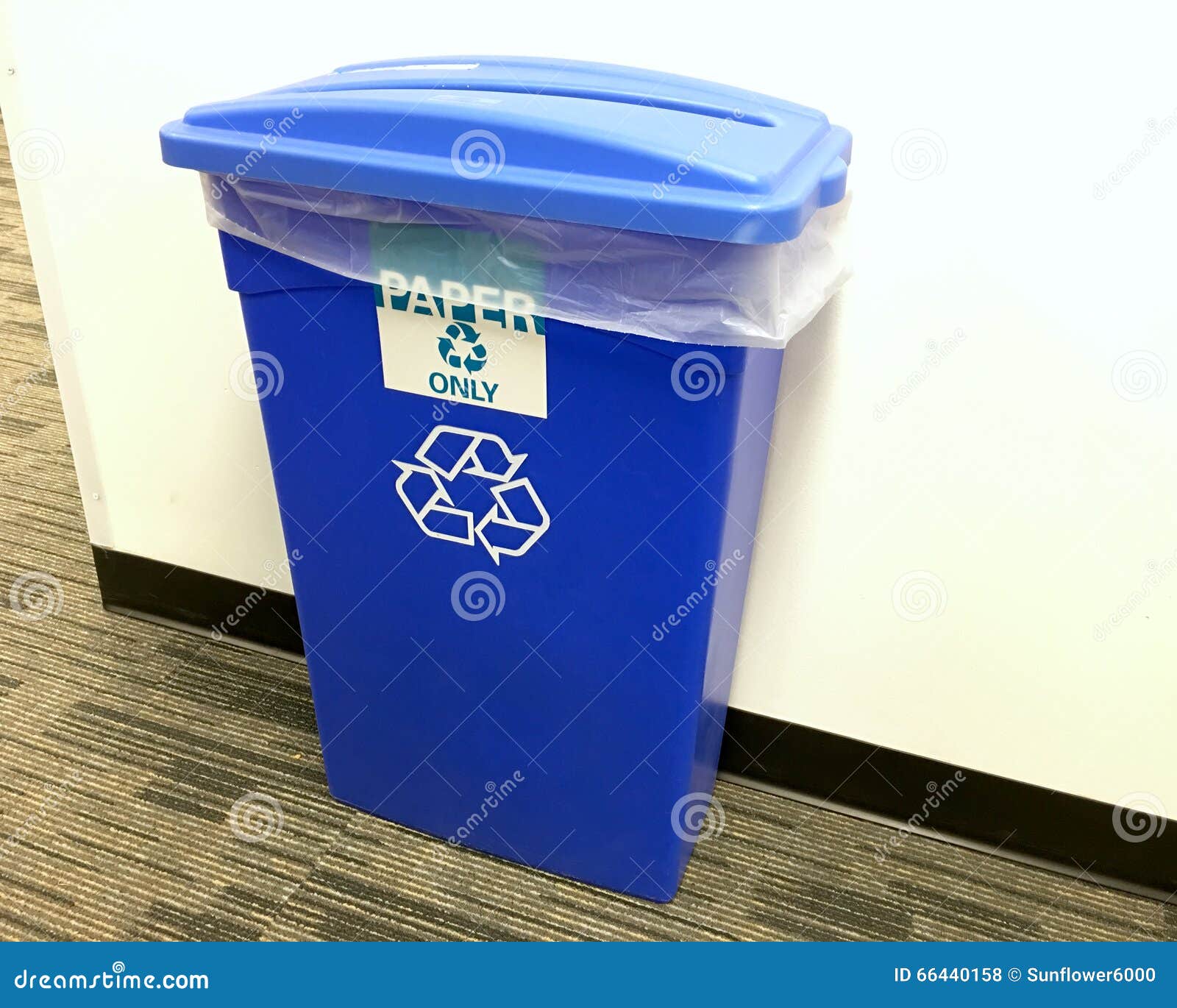 Papelera De Reciclaje En Oficina Foto de archivo - Imagen de papel ...