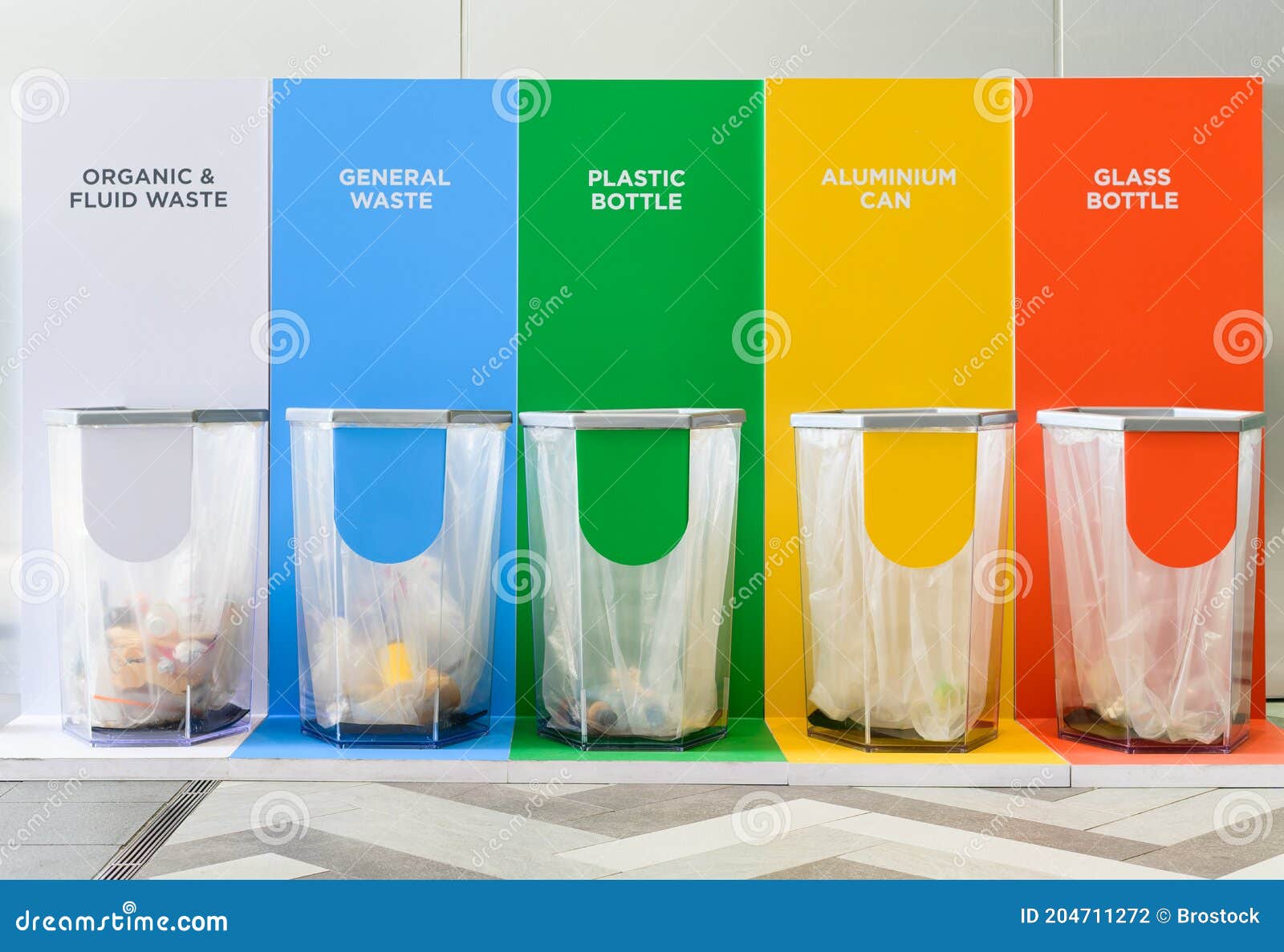 Papeleras De Diferentes Colores Para La Recogida De Materiales De