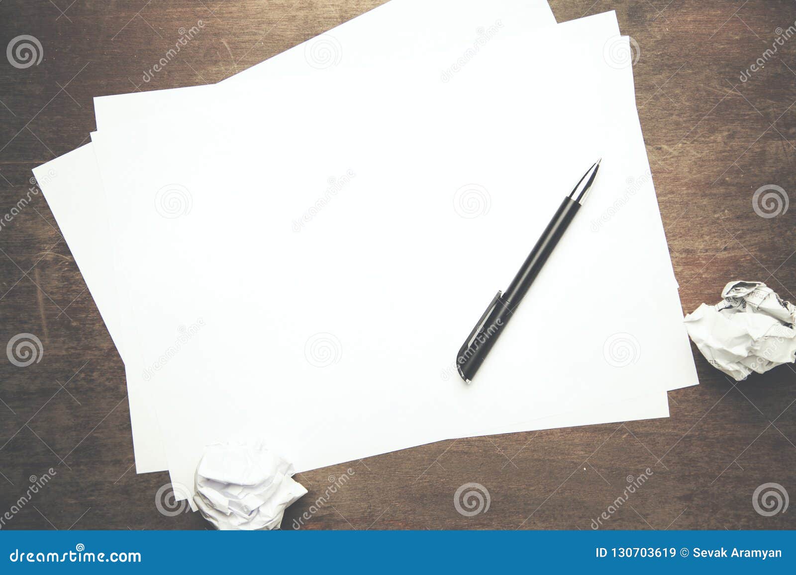 Papeles y pluma imagen de archivo. Imagen de sello, objeto - 130703619