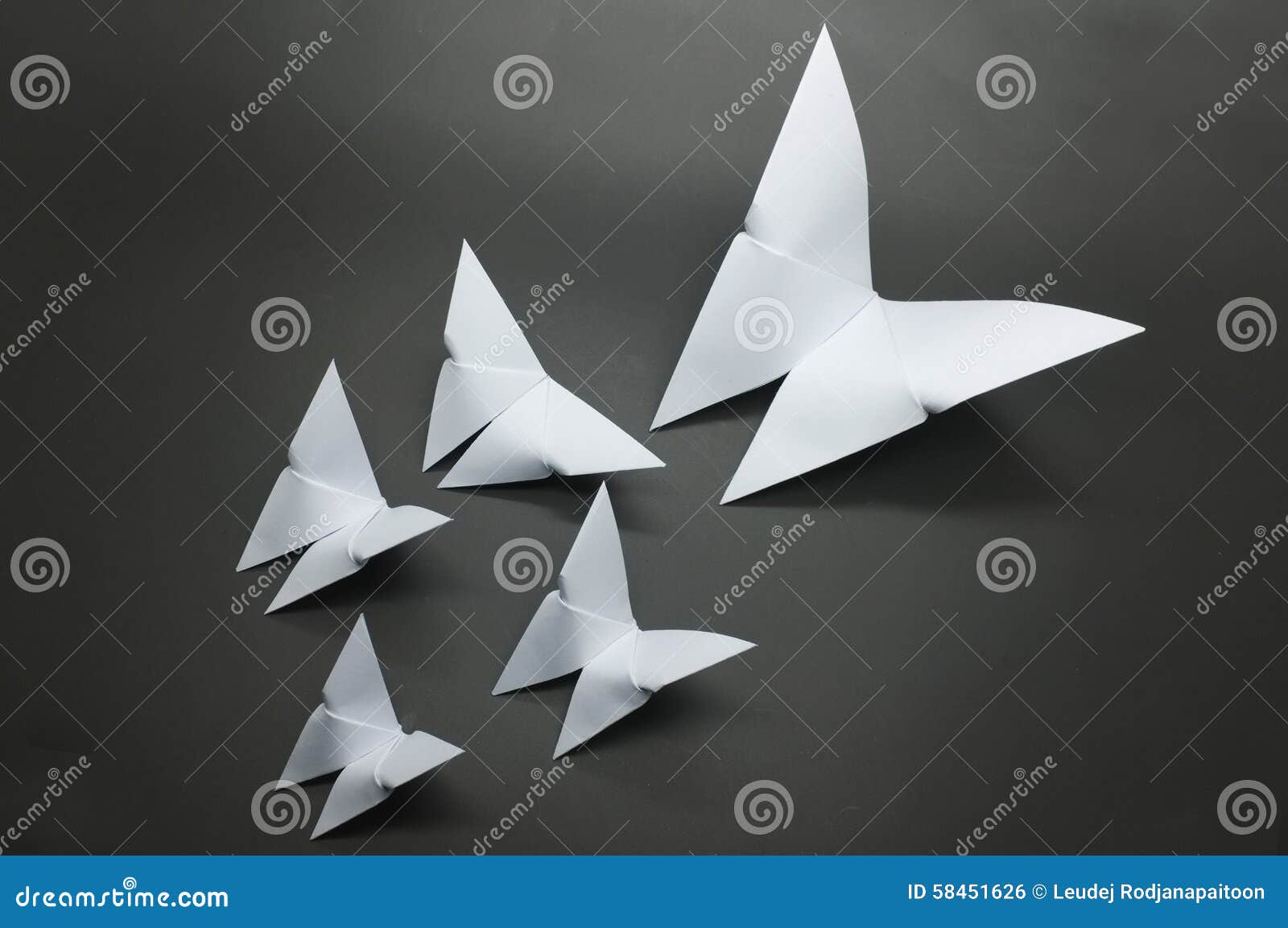 Papier Blanc De Papillon D'origami Photo stock - Image du forêt, fond ...