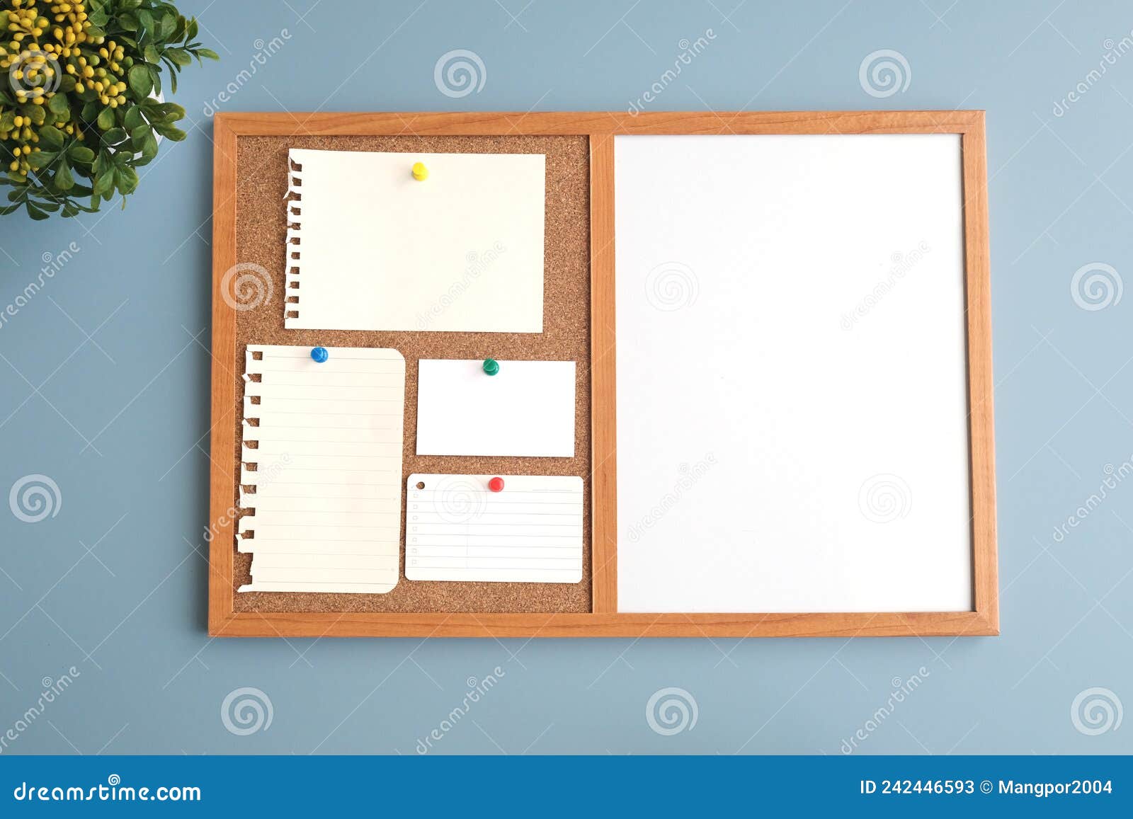 Papier Bloc-notes Blanc Sur Fond De Tableau Blanc Image stock - Image ...