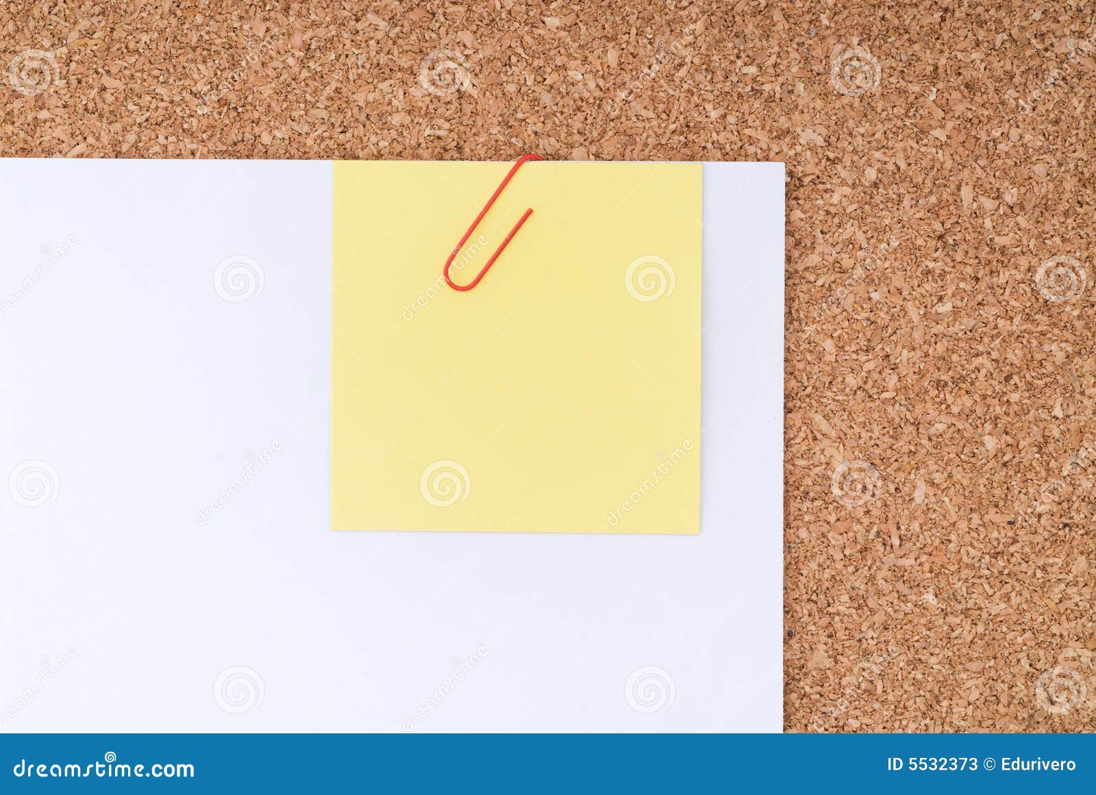 Papier De Note Jaune Avec Le Trombone Sur Le Livre Blanc Image stock ...