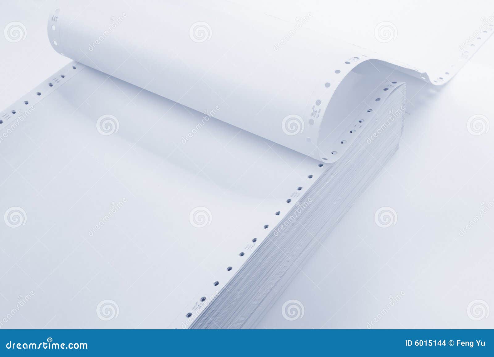 Papier listing photo stock. Image du perforé, bleu, blanc - 6015144