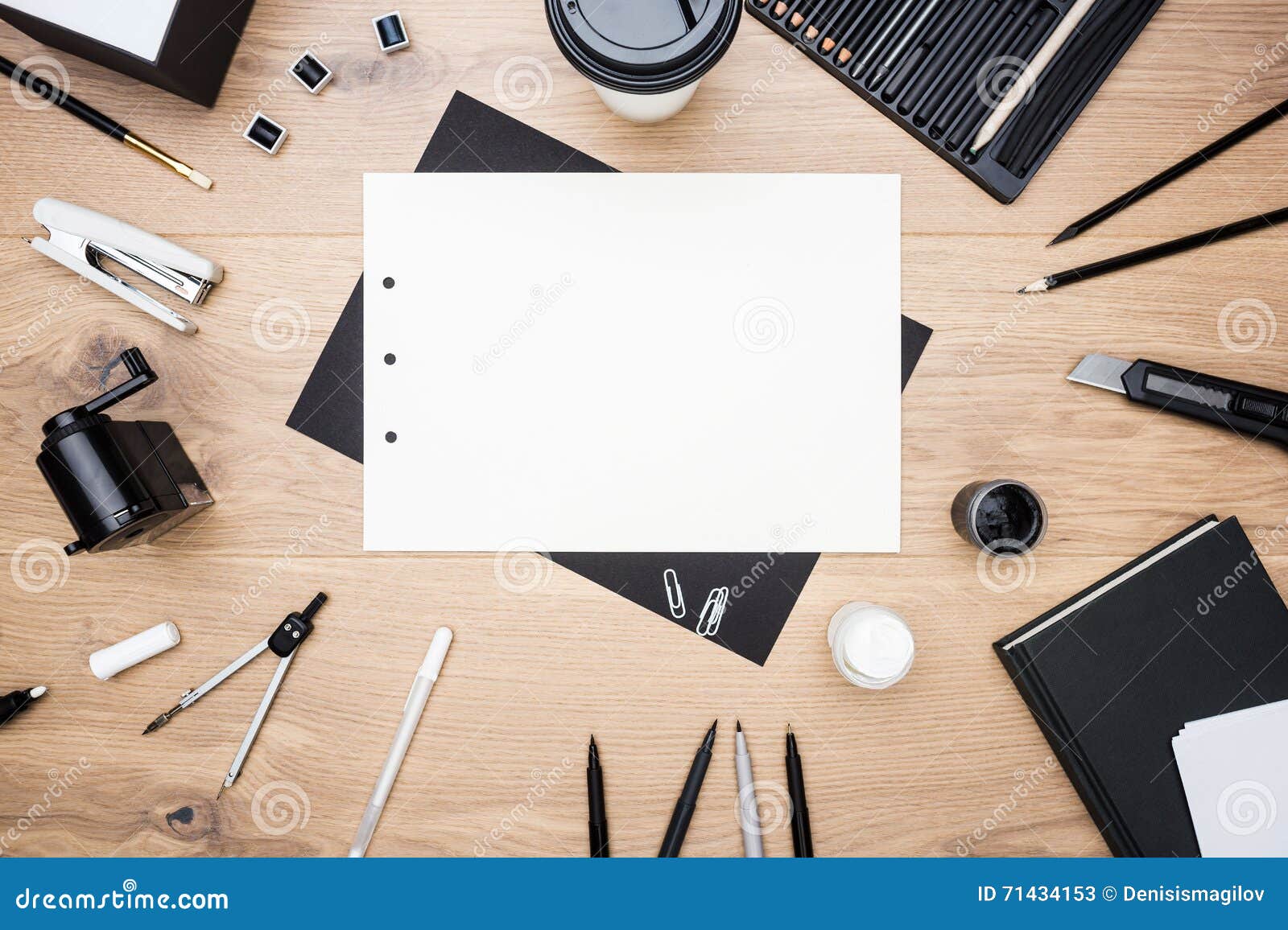 Papier, Papeterie Et Outils De Dessin Image stock - Image du pinceau ...