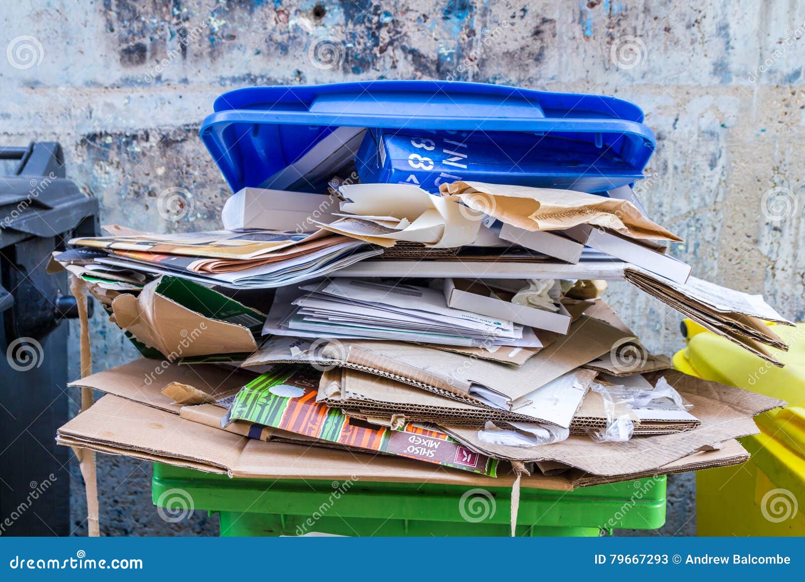 Papier Und Pappe Im Papierkorb Redaktionelles Stockfoto - Bild von ...